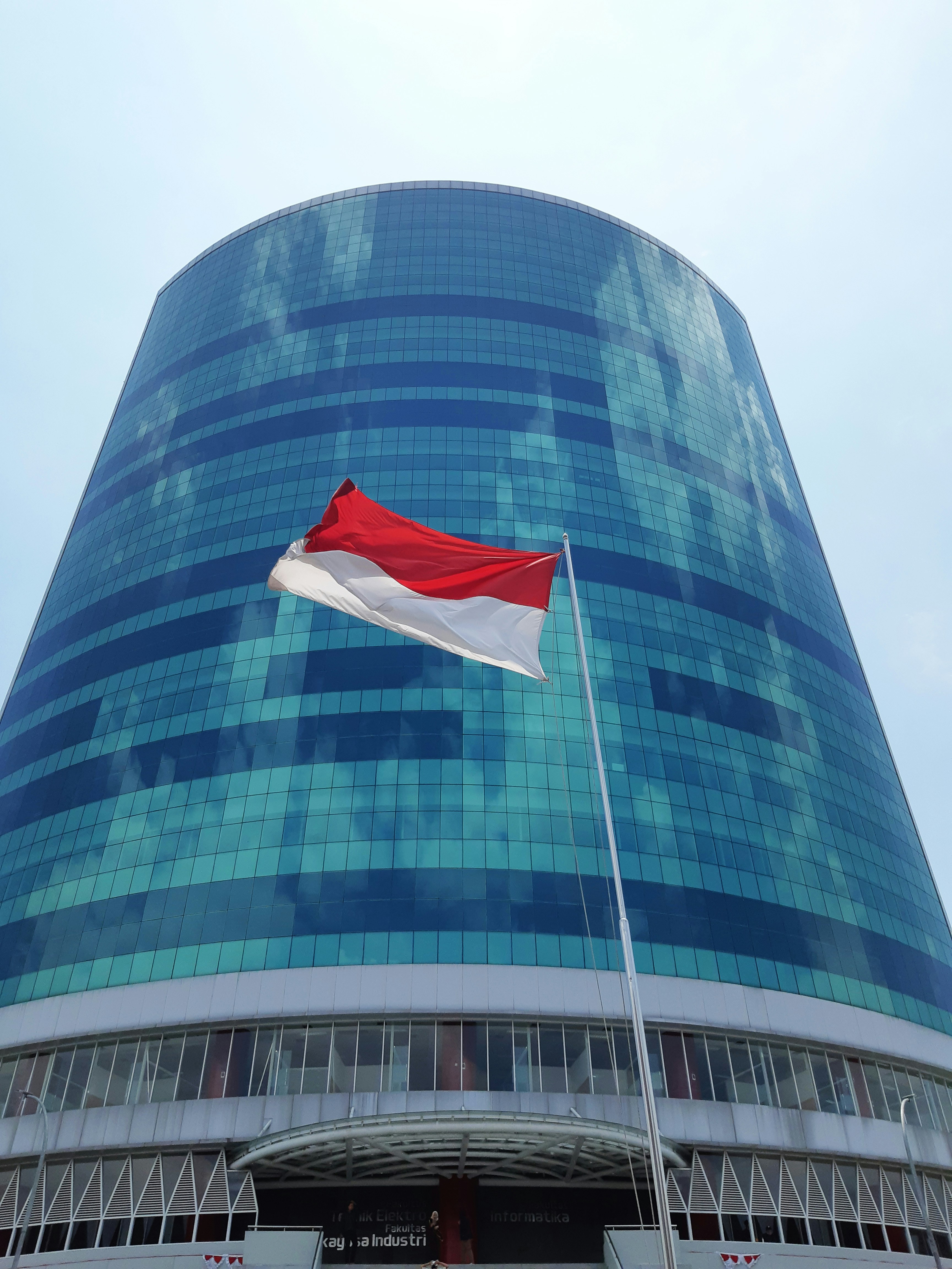 A large building with a flag on the top photo – Free Flag Image on Unsplash