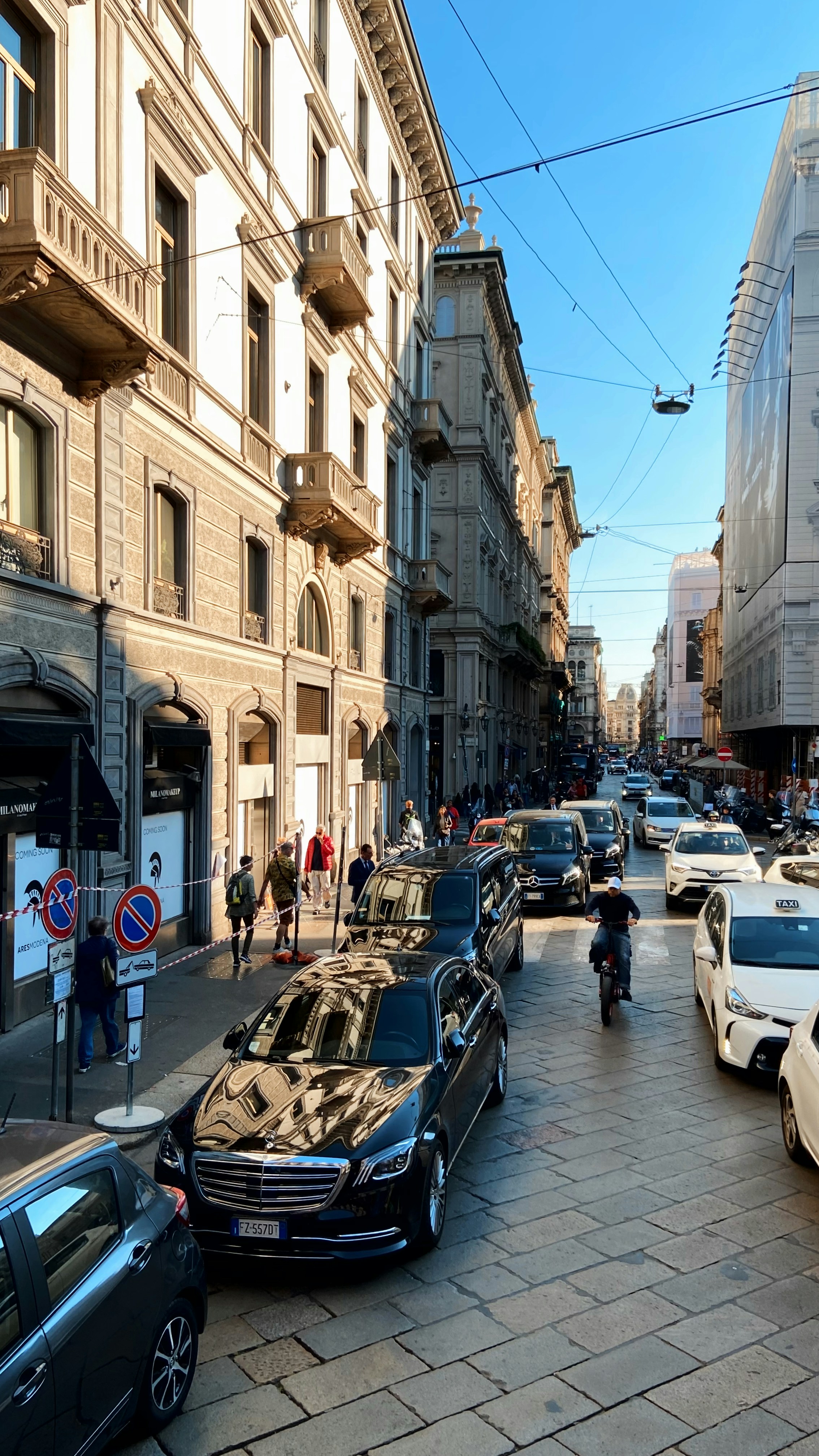 Eine Straße mit Autos und Menschen darauf Foto – Kostenloses Bild zum ...