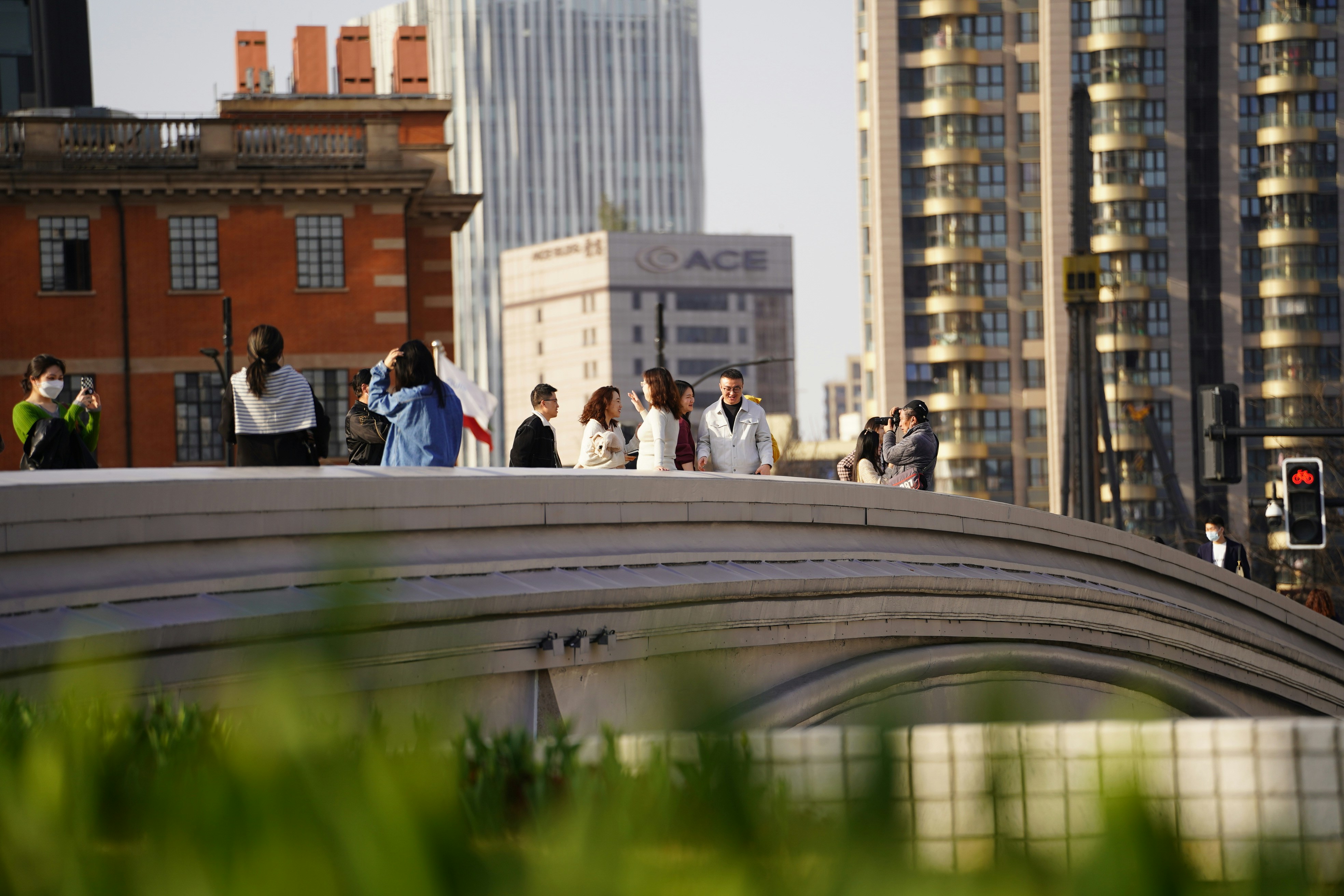 Curved Terrace, Crowded Edge: A Cityscape Framed by Pedestrians