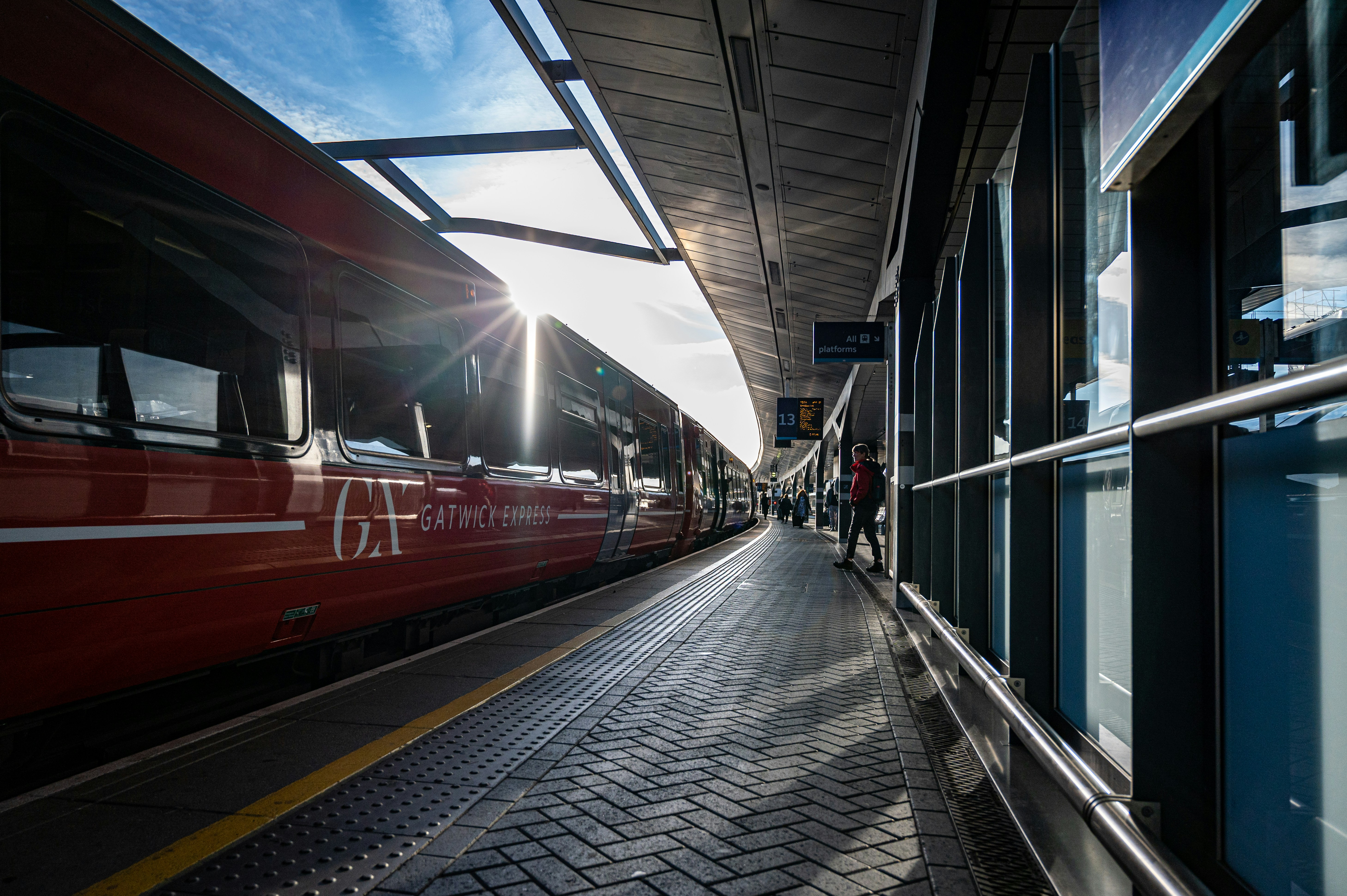 A train pulling into a station photo – Free Train station Image on Unsplash
