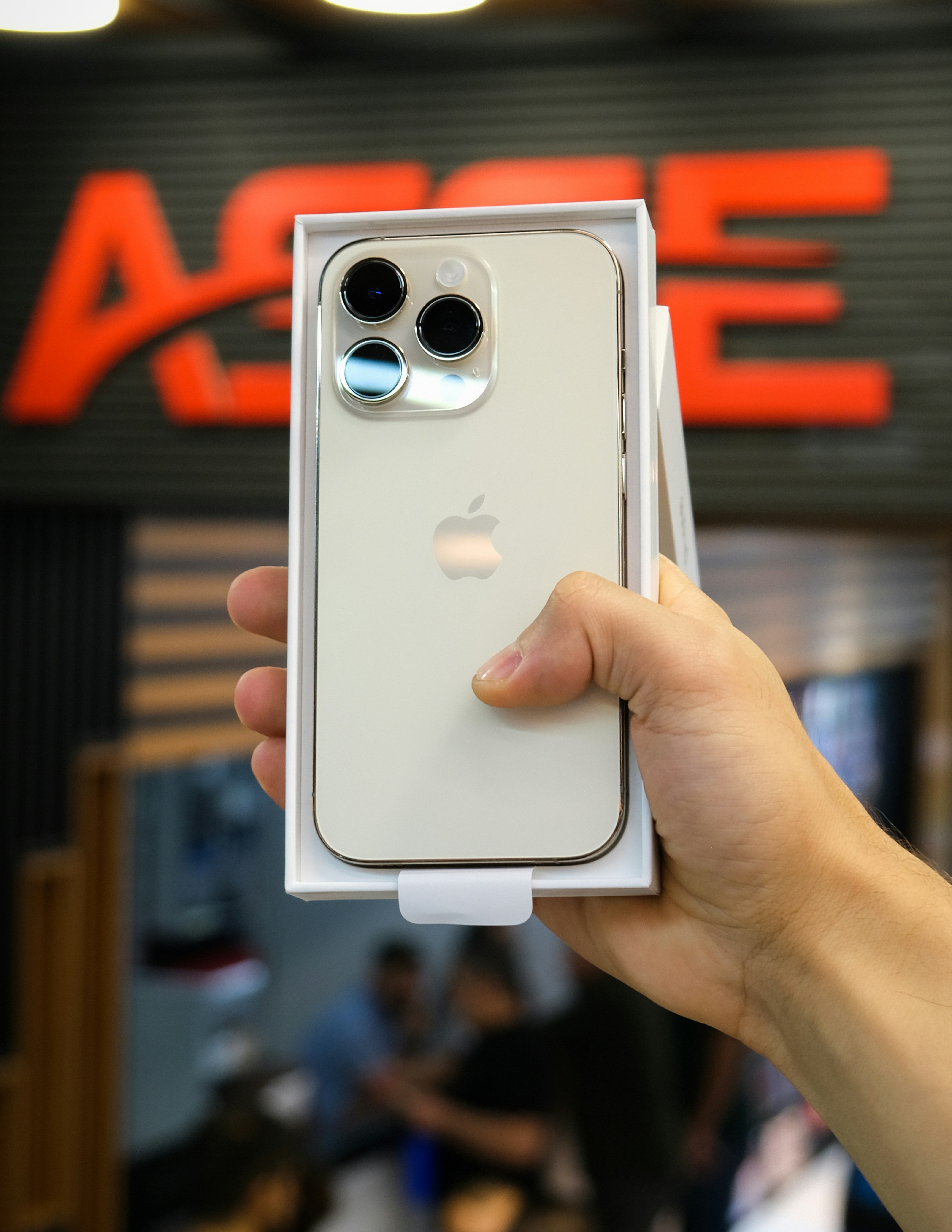 Holding the New Apple: A Glimpse of the iPhone Pro in a Shopper’s Hand