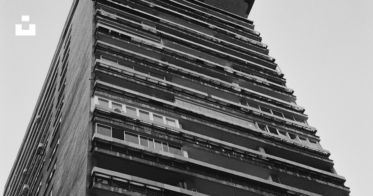 Foto Un Edificio Alto Con Una Torre Alta Imagen Urbano Gratis En Unsplash