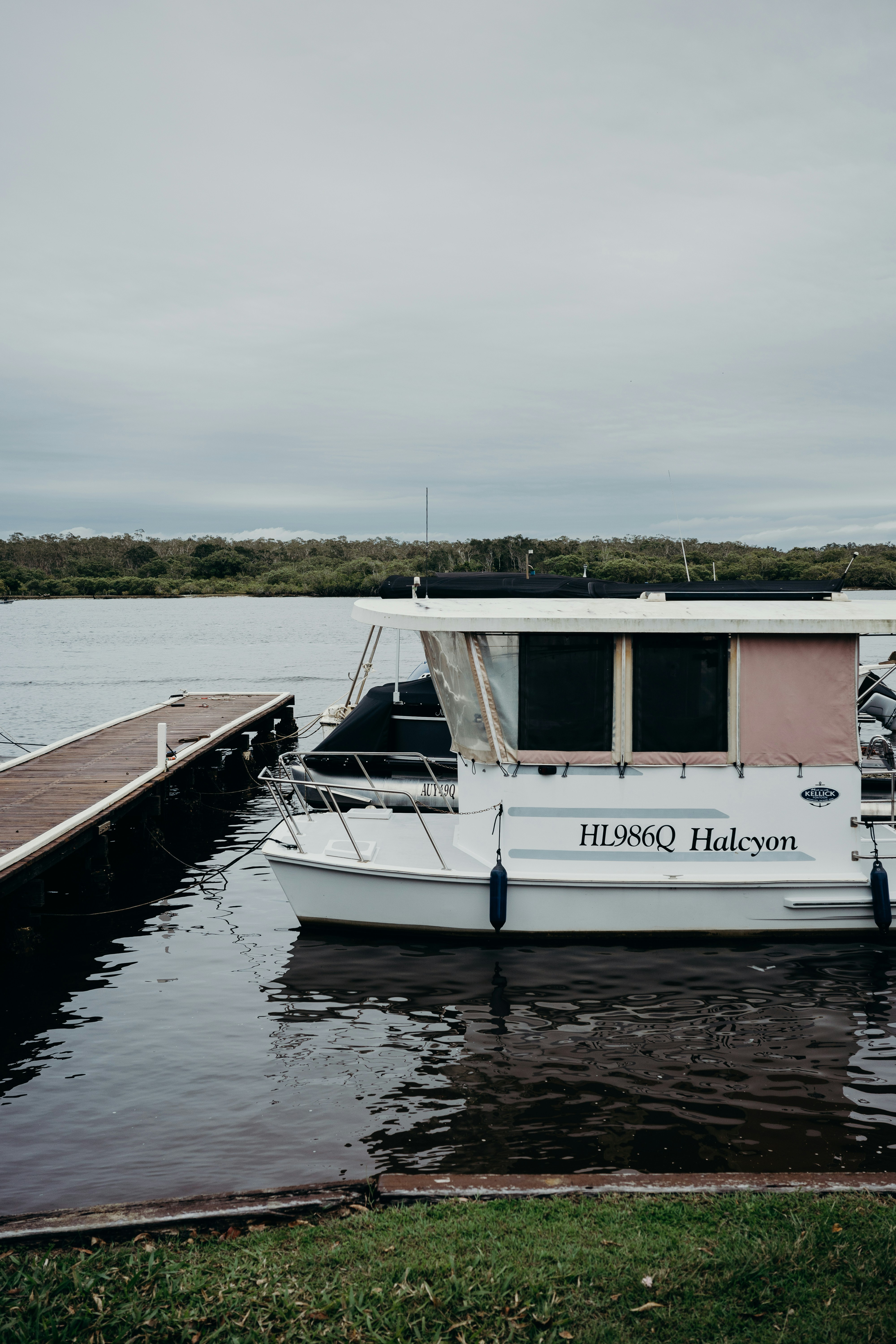 Foto zum Thema Ein Boot, das an einem Pier angedockt ist – Kostenloses ...
