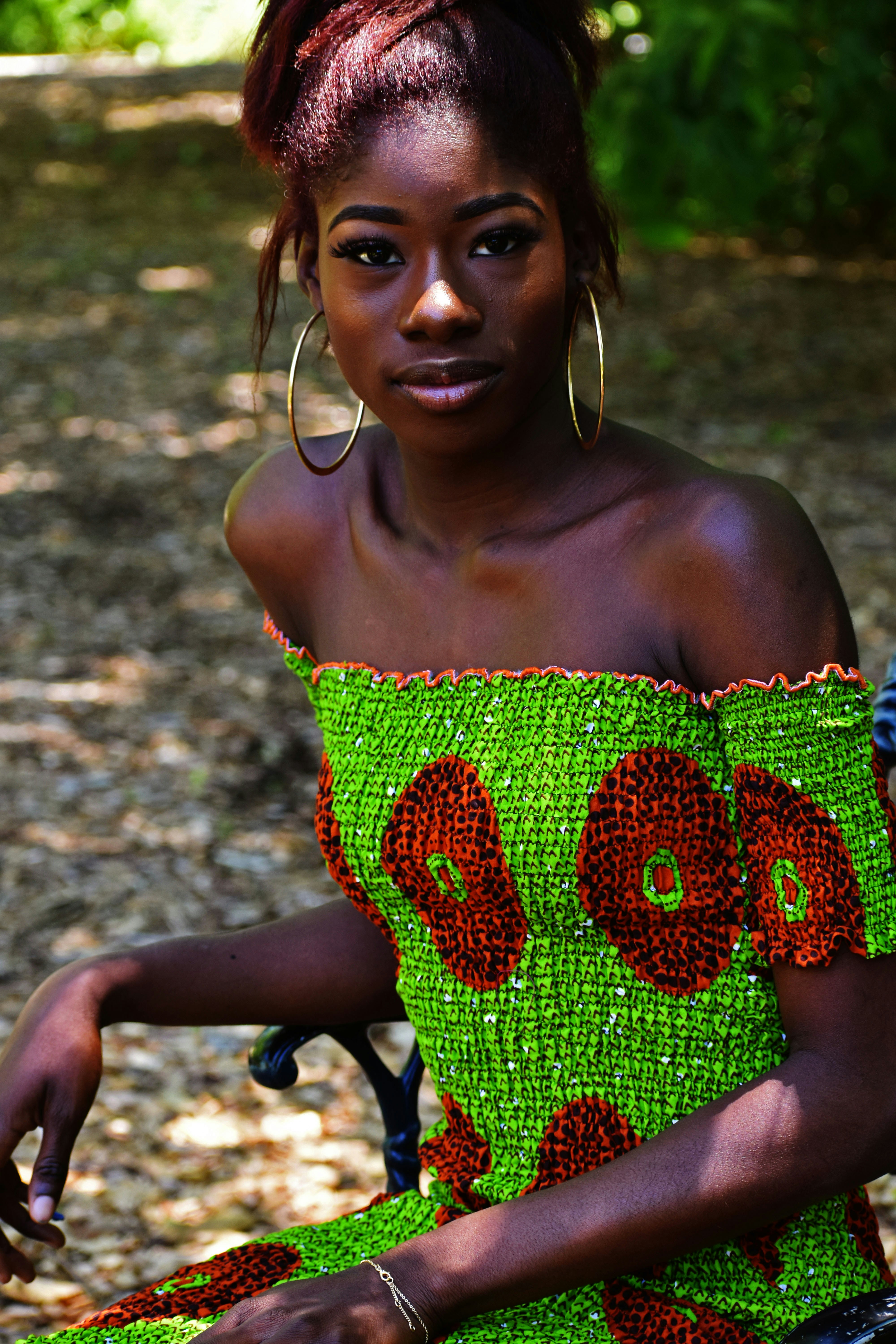 Une personne dans une robe colorée photo – Image gratuite de Esthétique ...