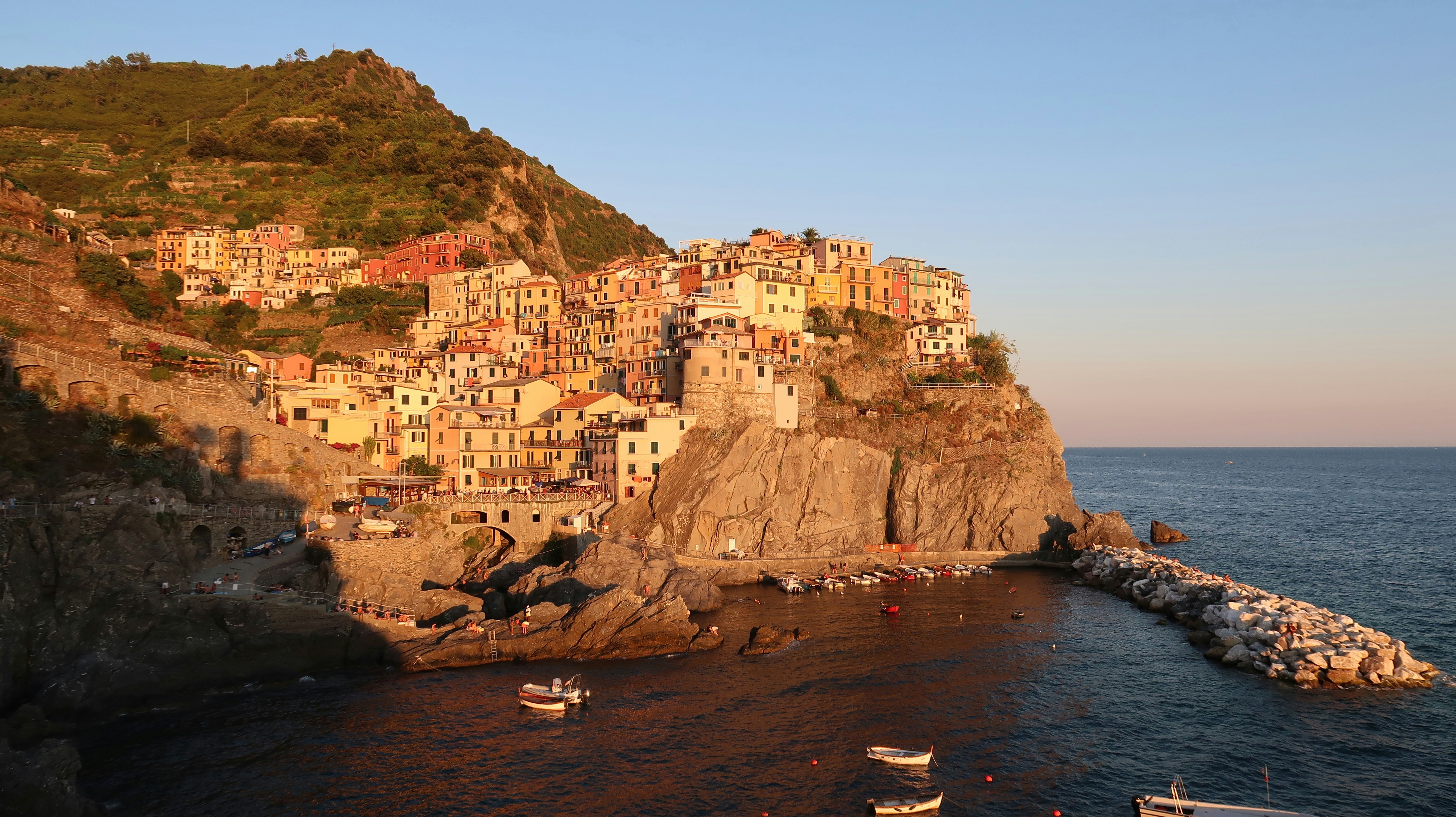 A city on a cliff by the water photo – Free Travel Image on Unsplash