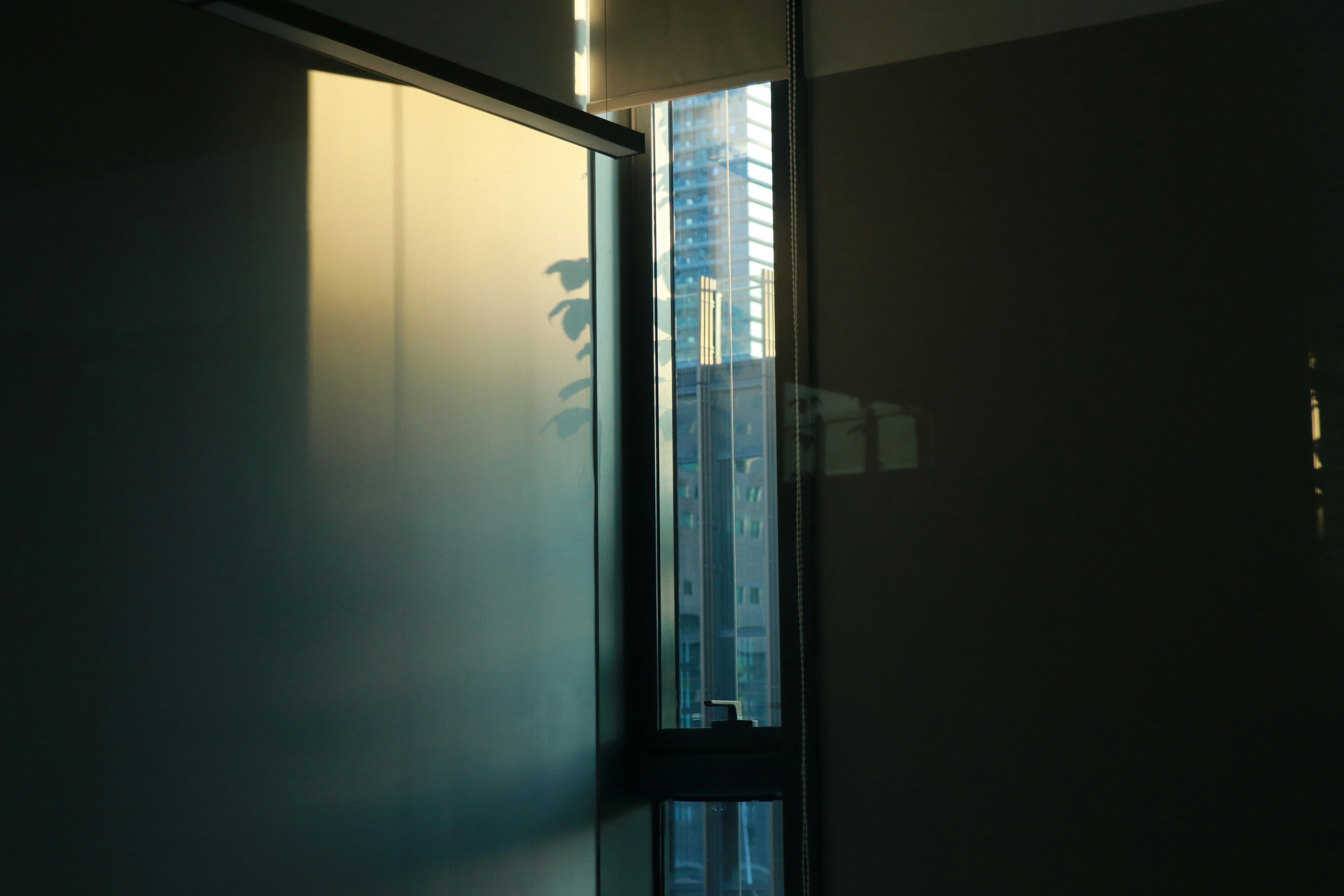 Une fenêtre avec le reflet d’un bâtiment photo – Photo Rue Liyumen ...