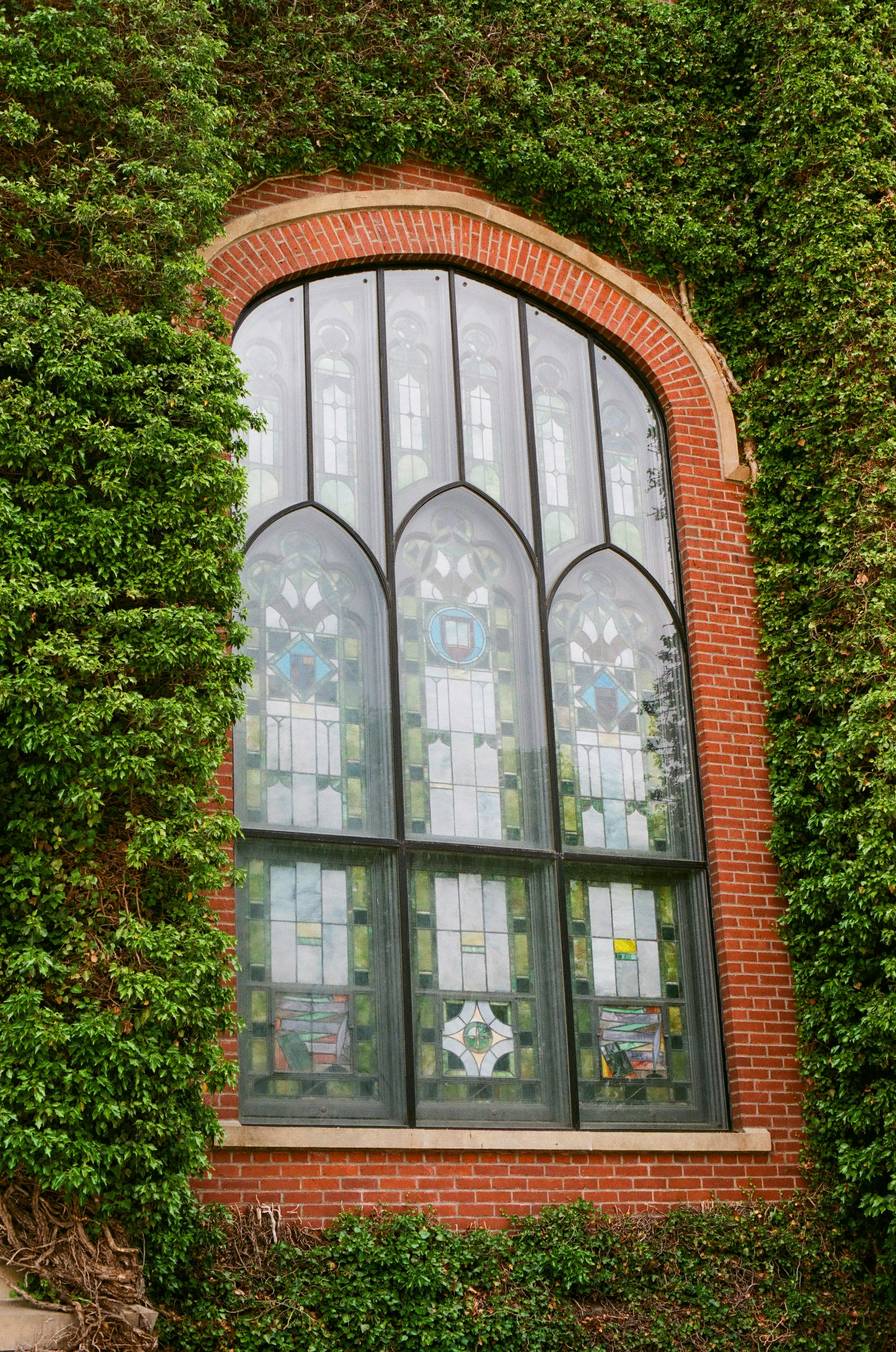 A window with a design on it photo – Free Usa Image on Unsplash