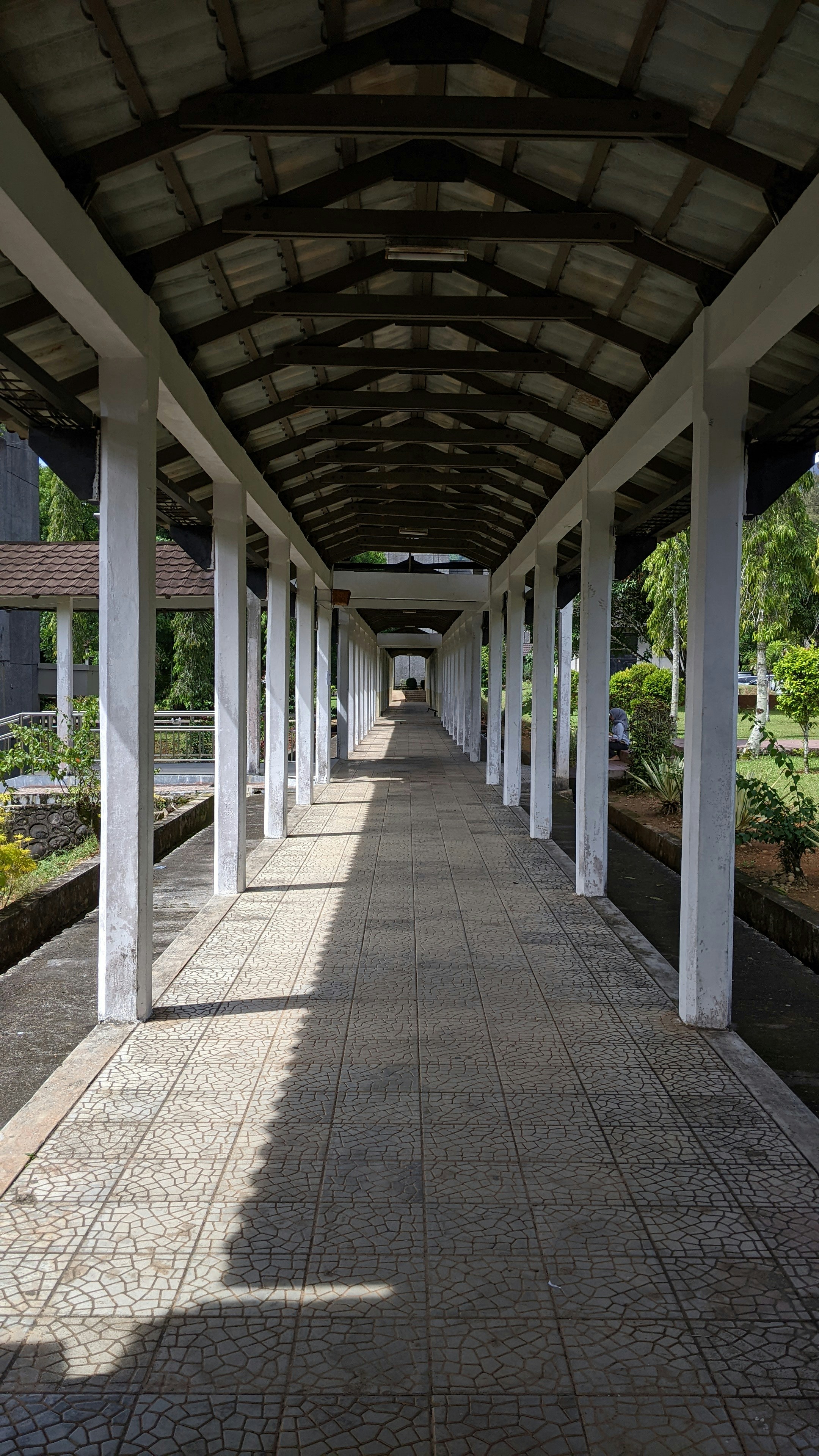 A covered walkway with pillars photo – Free Limau manis Image on Unsplash