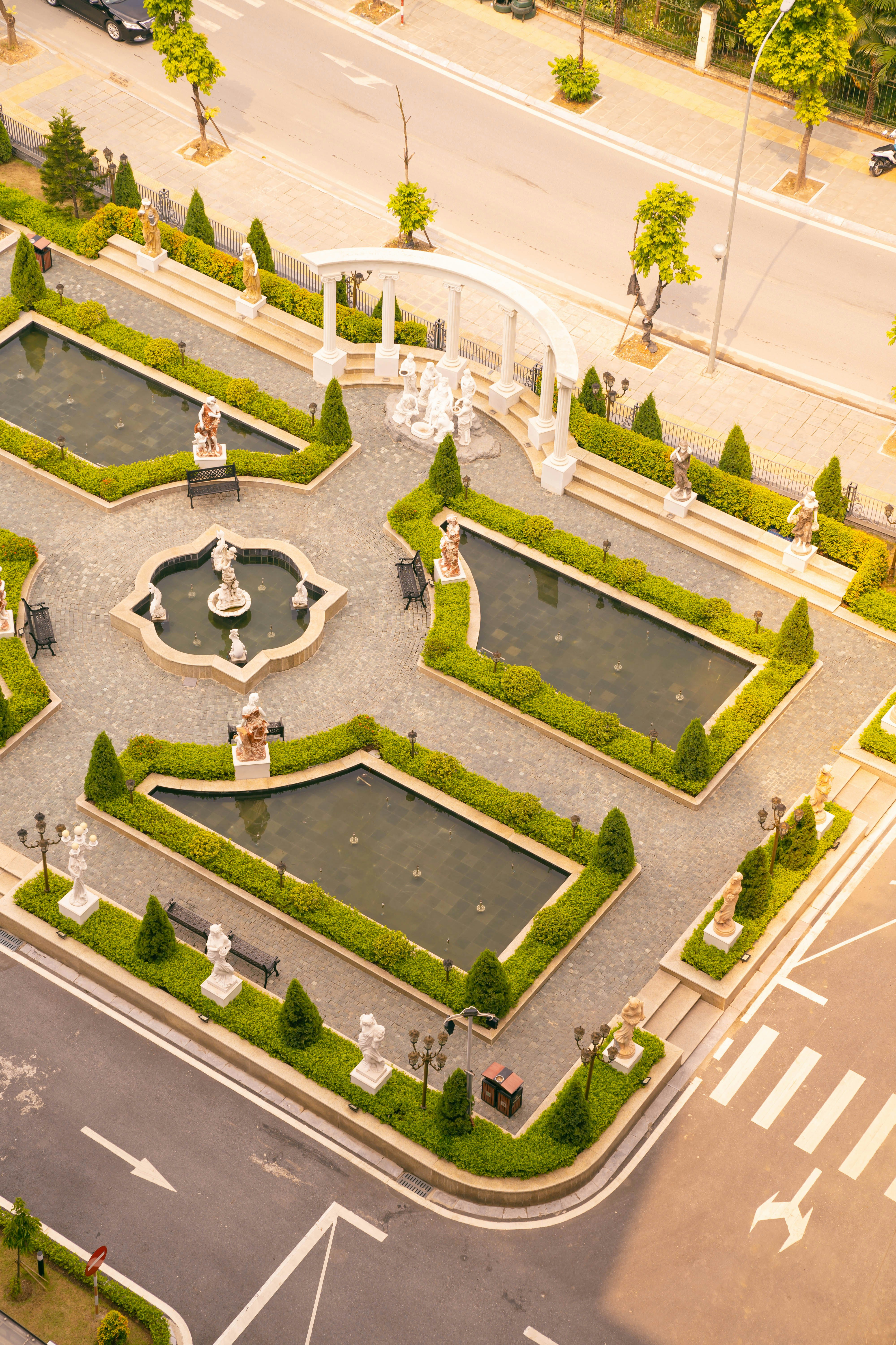 A courtyard with a statue in it photo – Free Grass Image on Unsplash