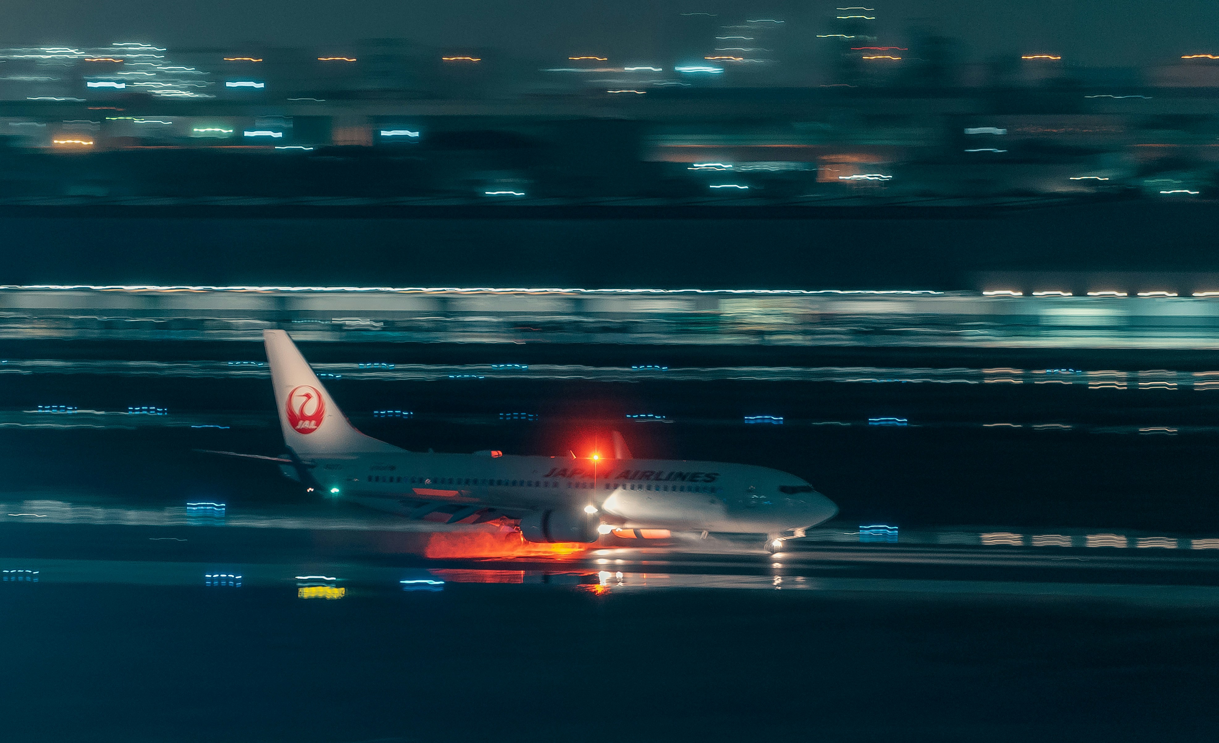 A plane on a runway photo – Free Haneda airport (hnd) Image on Unsplash