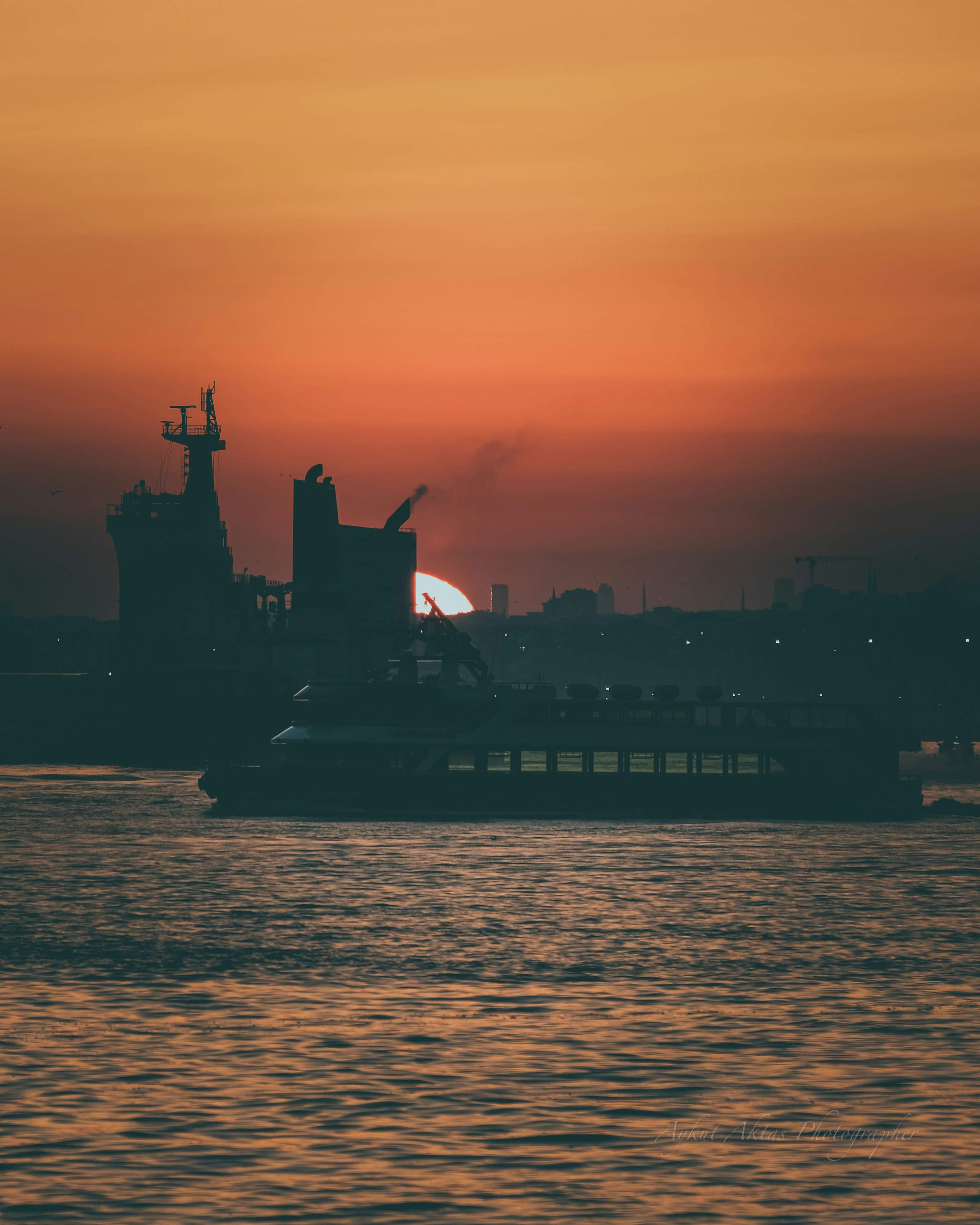 Foto Una silueta de un edificio en un muelle al atardecer – Imagen Cielo gratis en Unsplash