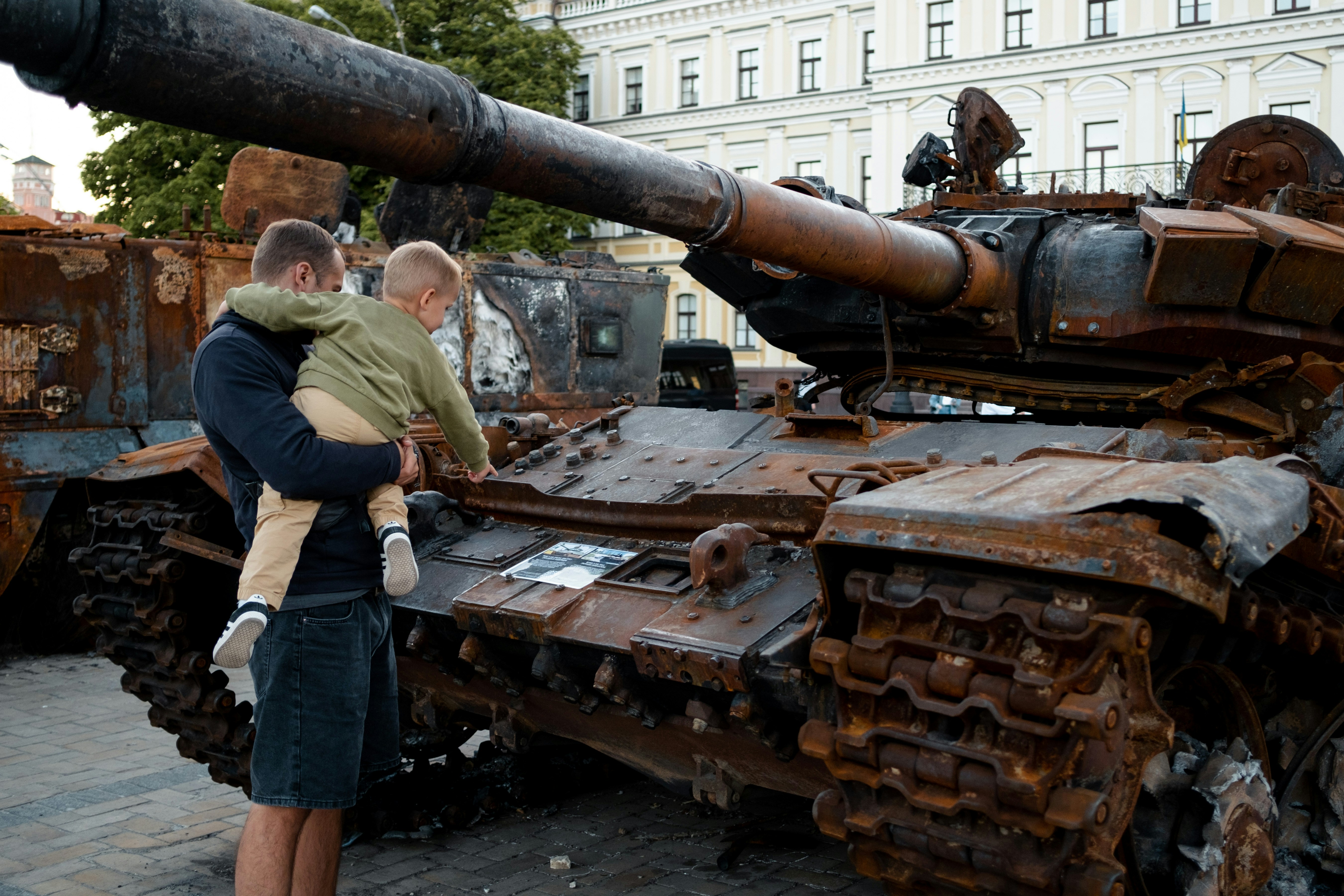 A couple of men looking at a tank photo – Free Kyiv Image on Unsplash