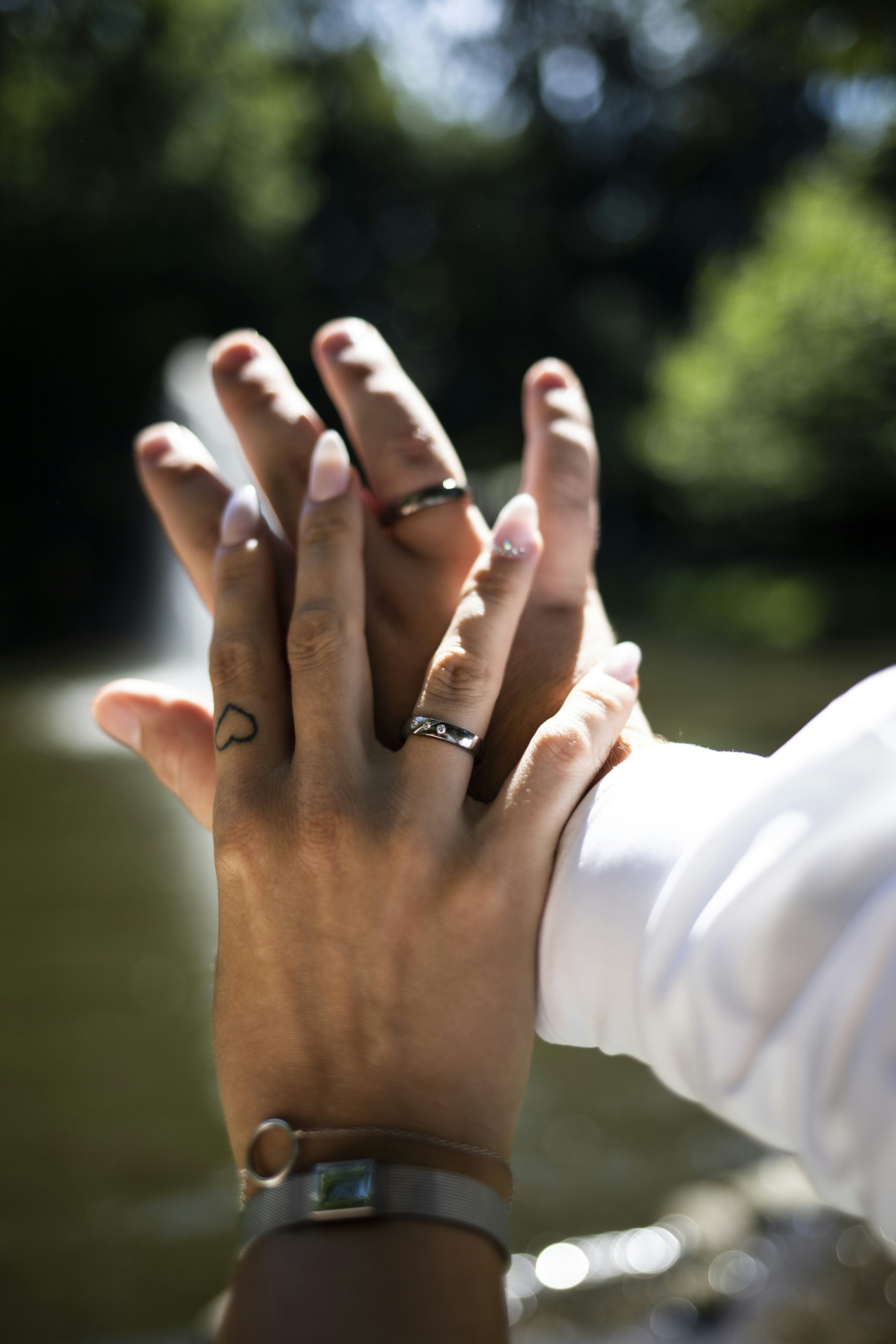 Foto zum Thema Die Hände einer Person mit Ringen – Kostenloses Bild zu ...