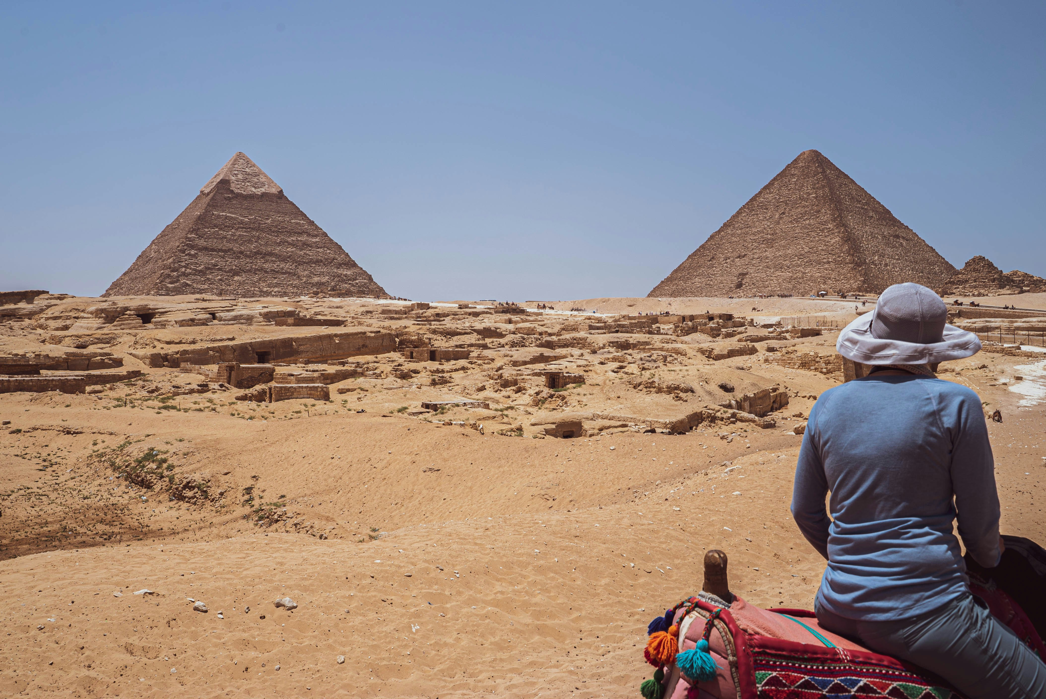 A person looking at pyramids photo – Free Egypt Image on Unsplash