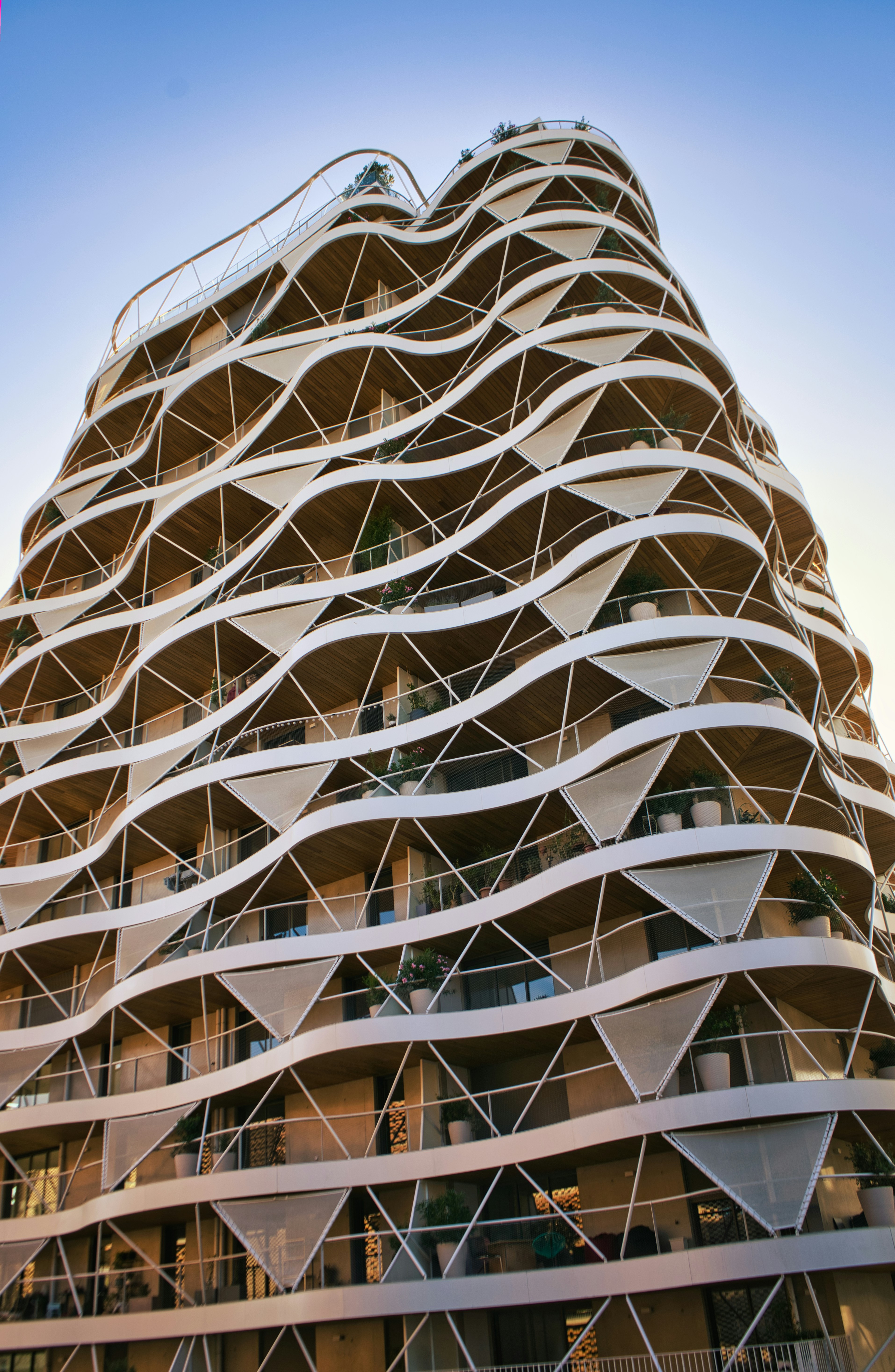 Waves of Geometry: the Solar Facade Ascends