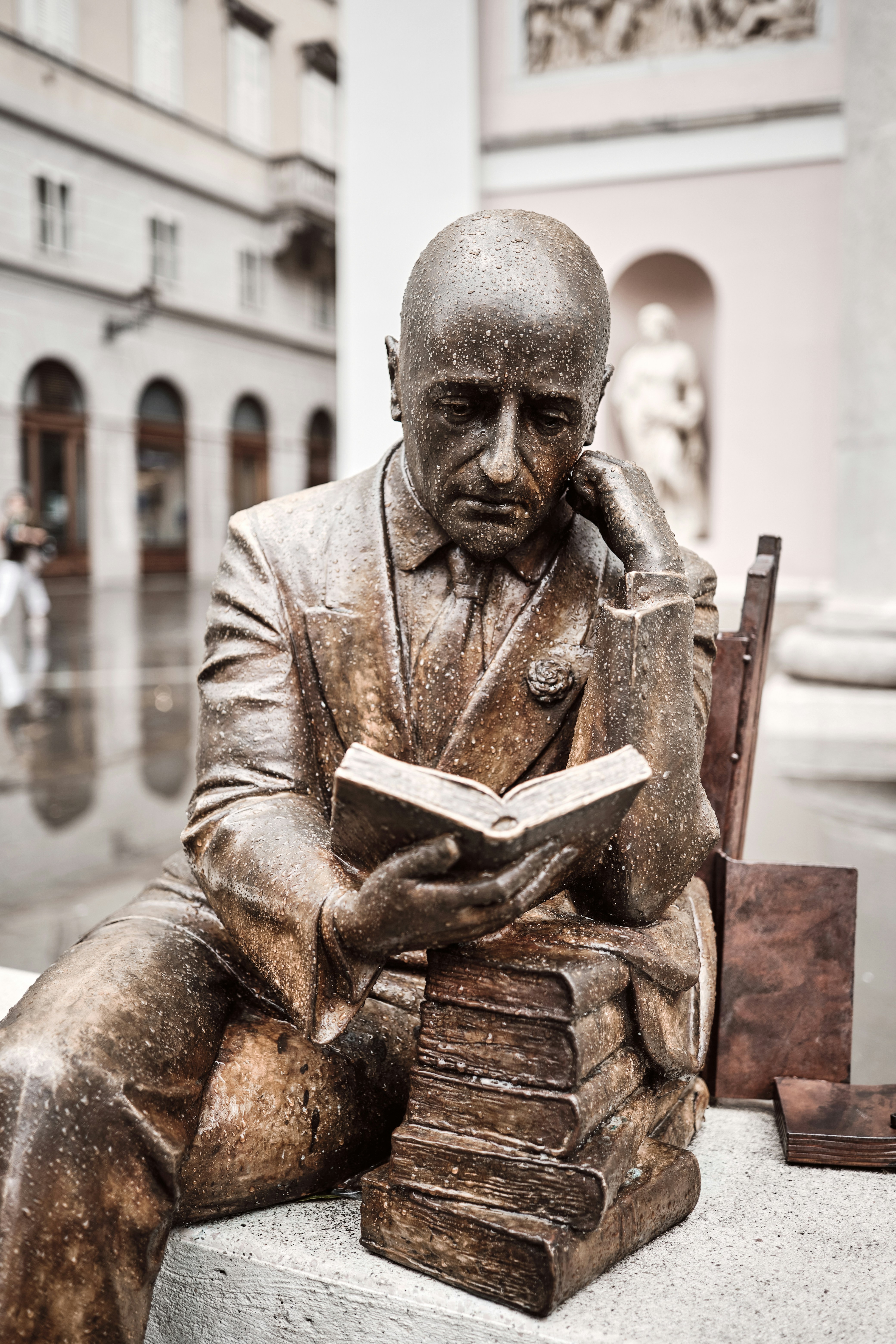 A statue of a man reading a book photo – Free Italy Image on Unsplash