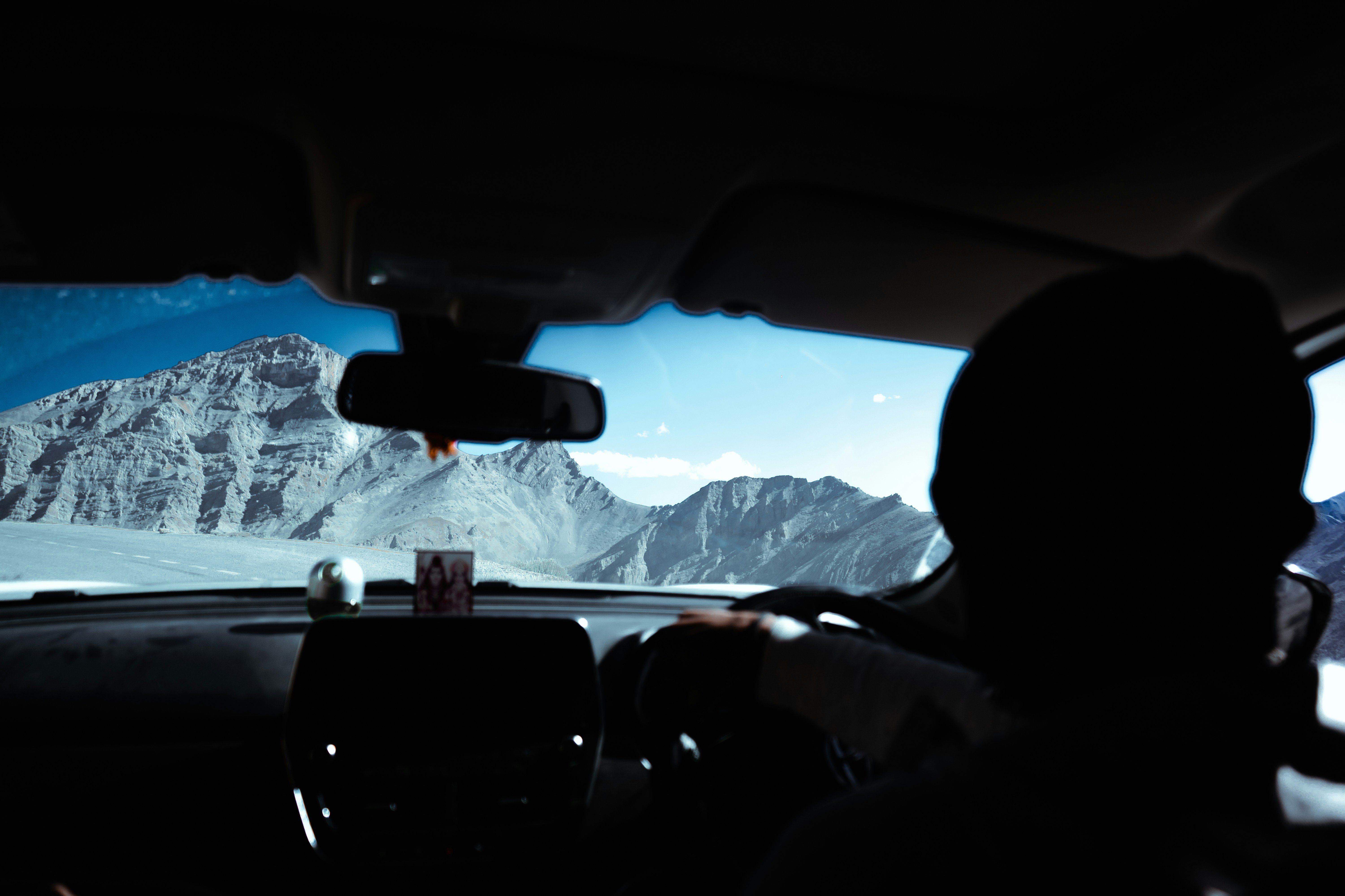 A person driving a car photo – Free India Image on Unsplash