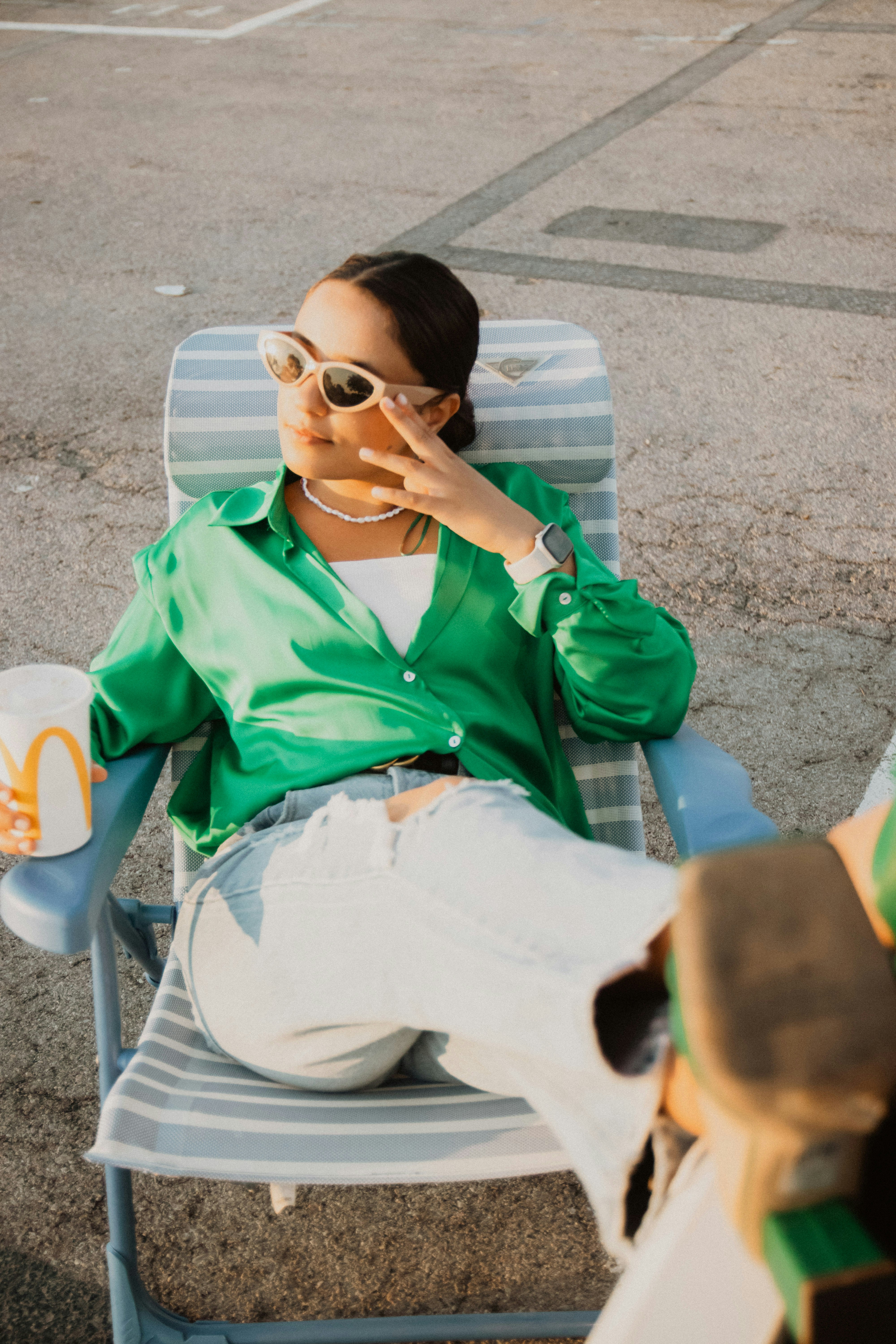 Une personne assise sur une chaise photo – Photo Vert Gratuite sur Unsplash