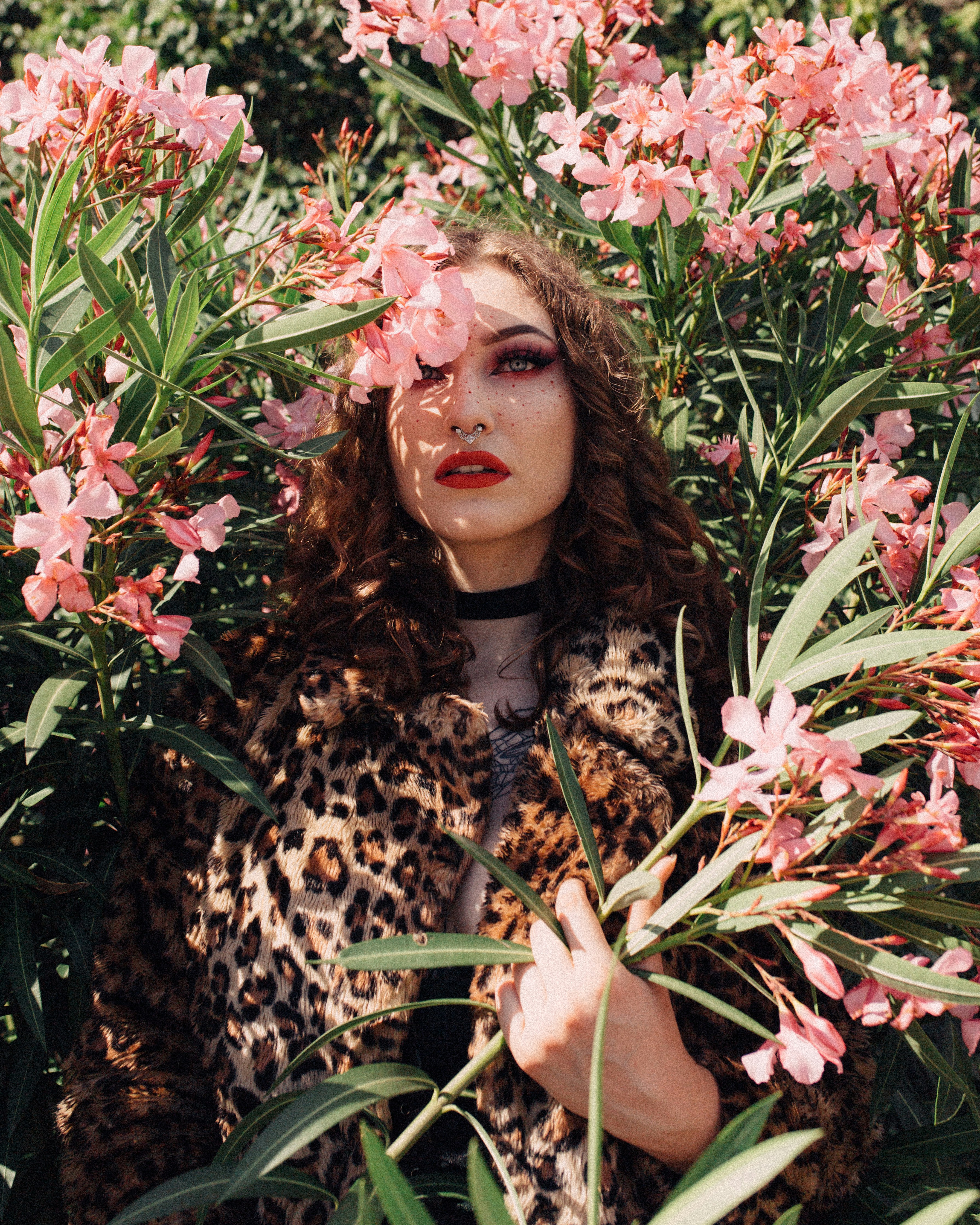 Foto Una persona posando para una foto – Imagen Moda gratis en Unsplash