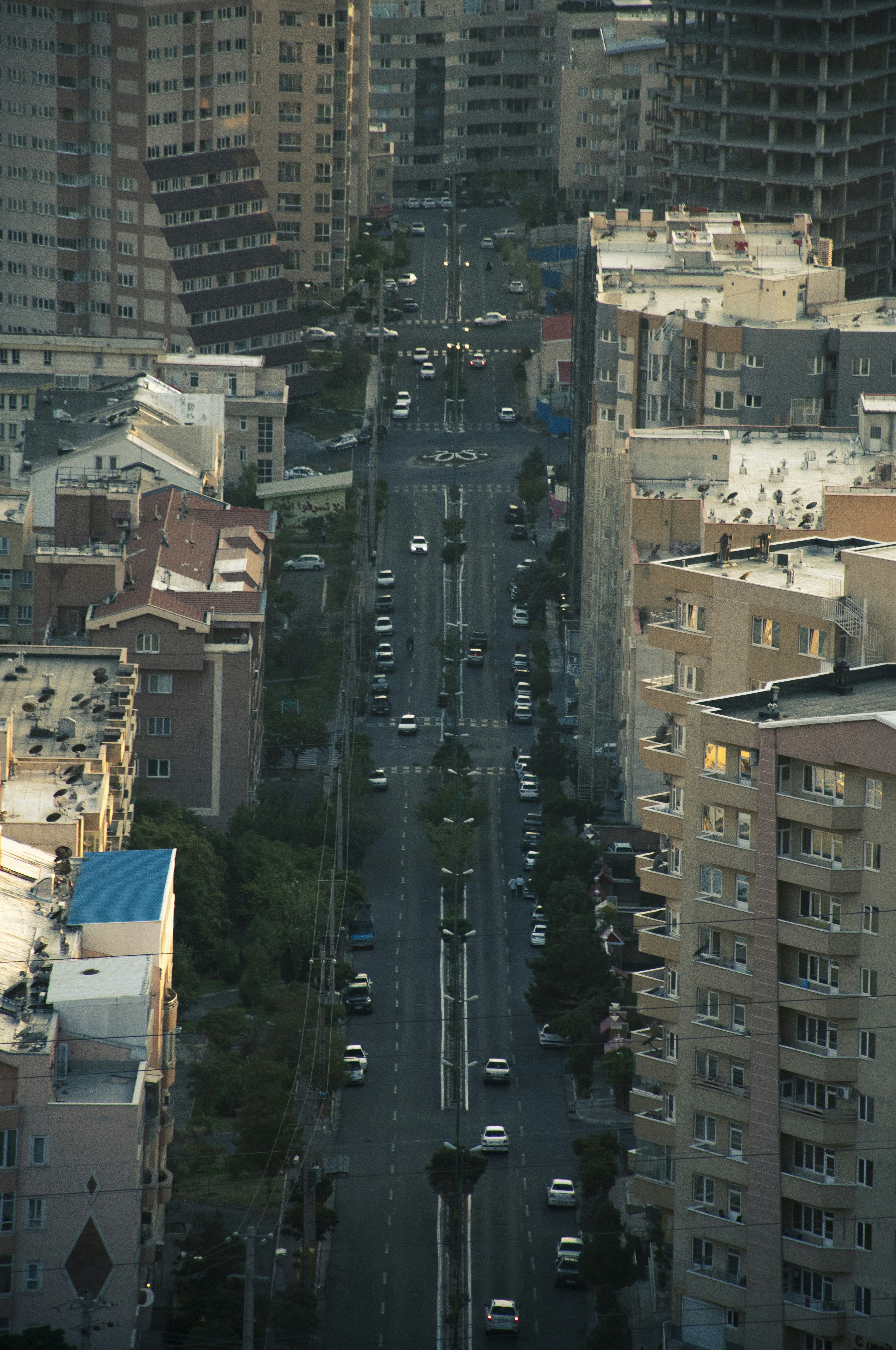 A city street with cars and buildings photo – Free Tabriz Image on Unsplash