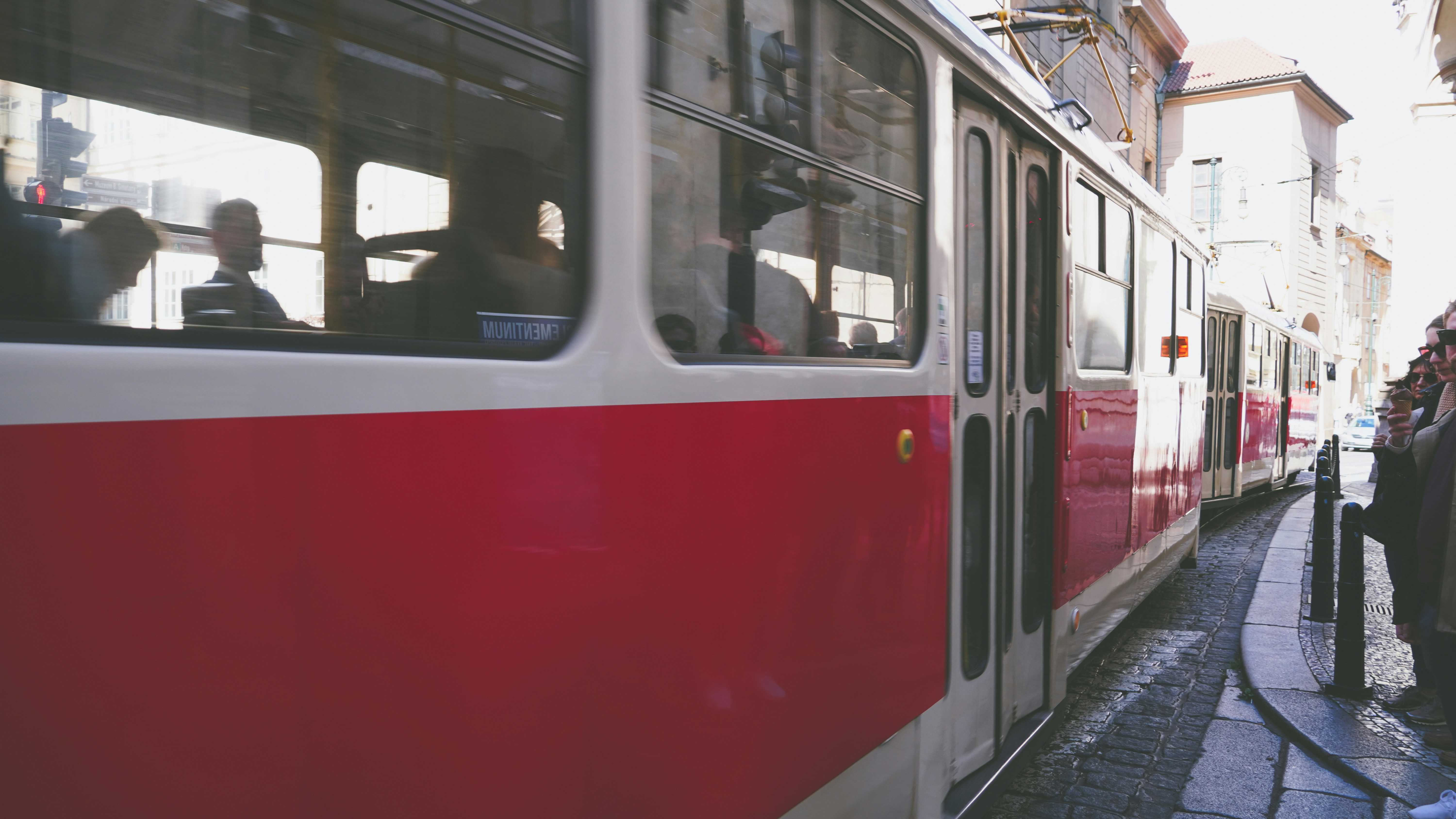 Un train rouge dans une gare photo – Photo Praga Gratuite sur Unsplash