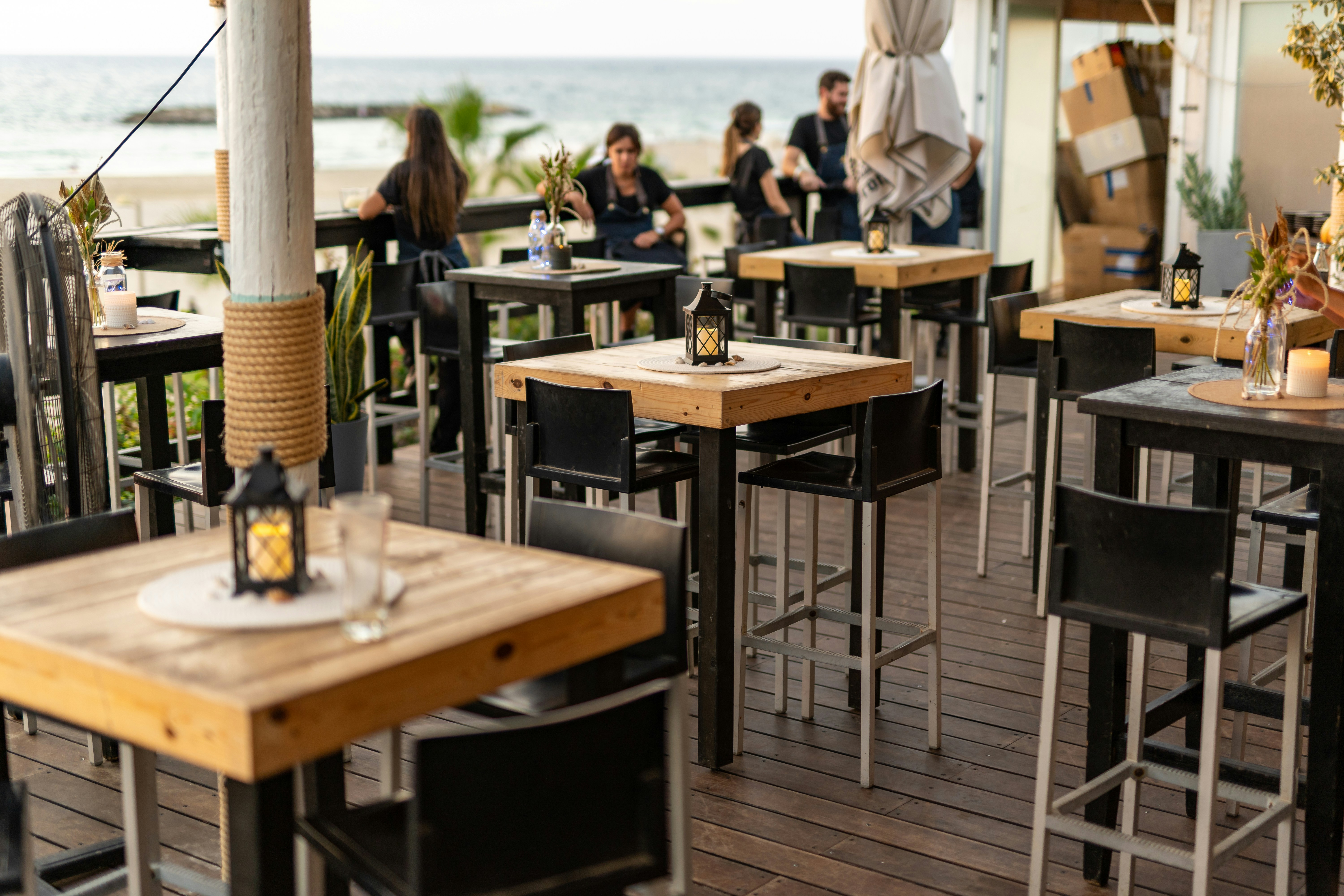 Un groupe de personnes assises à des tables photo – Photo Restaurant ...