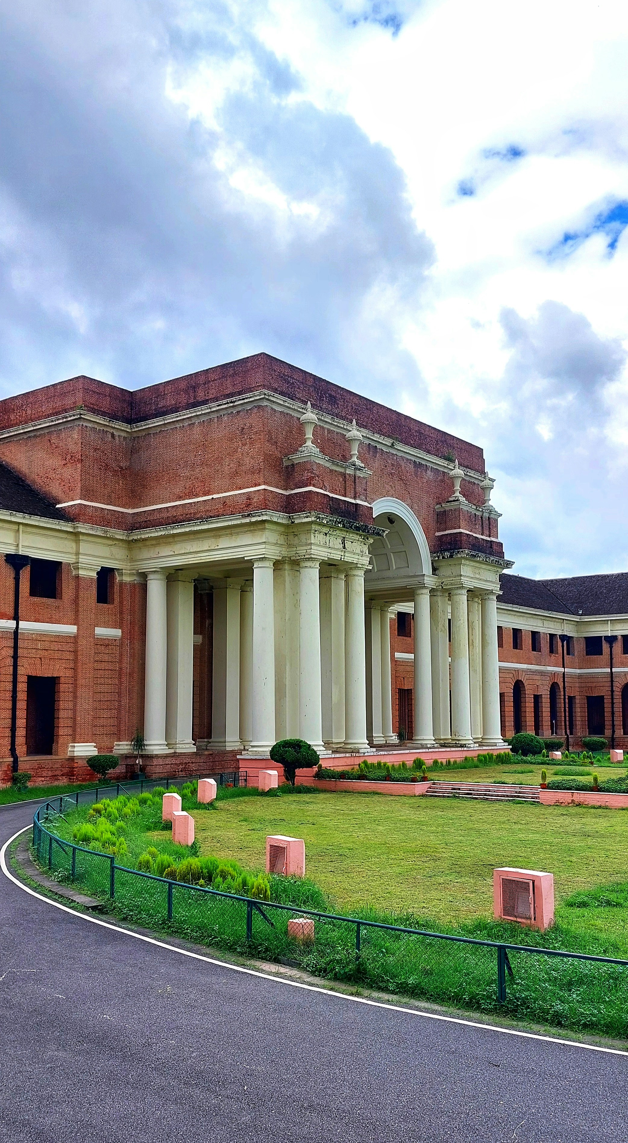 A large brick building with pillars photo – Free Forest research ...