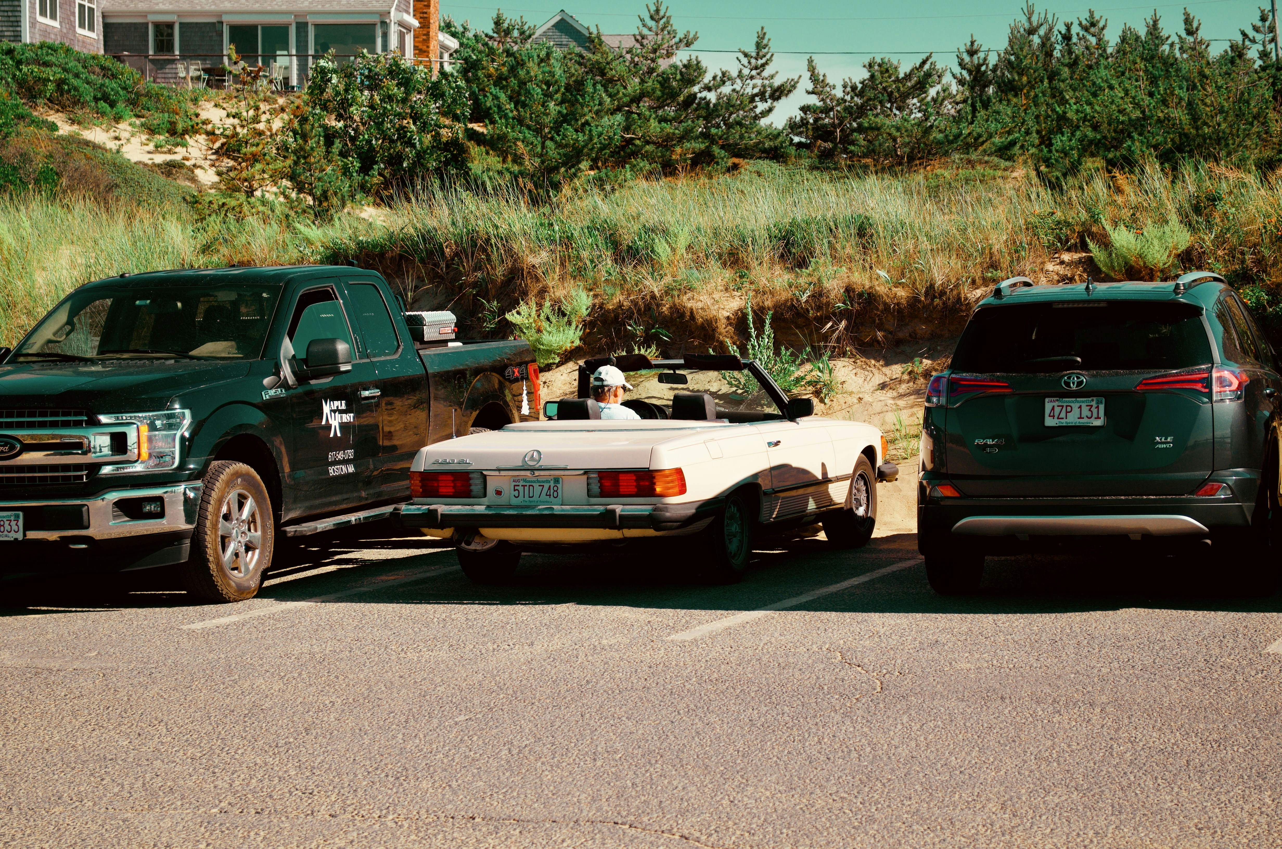 A car towing a truck photo – Free Transportation Image on Unsplash