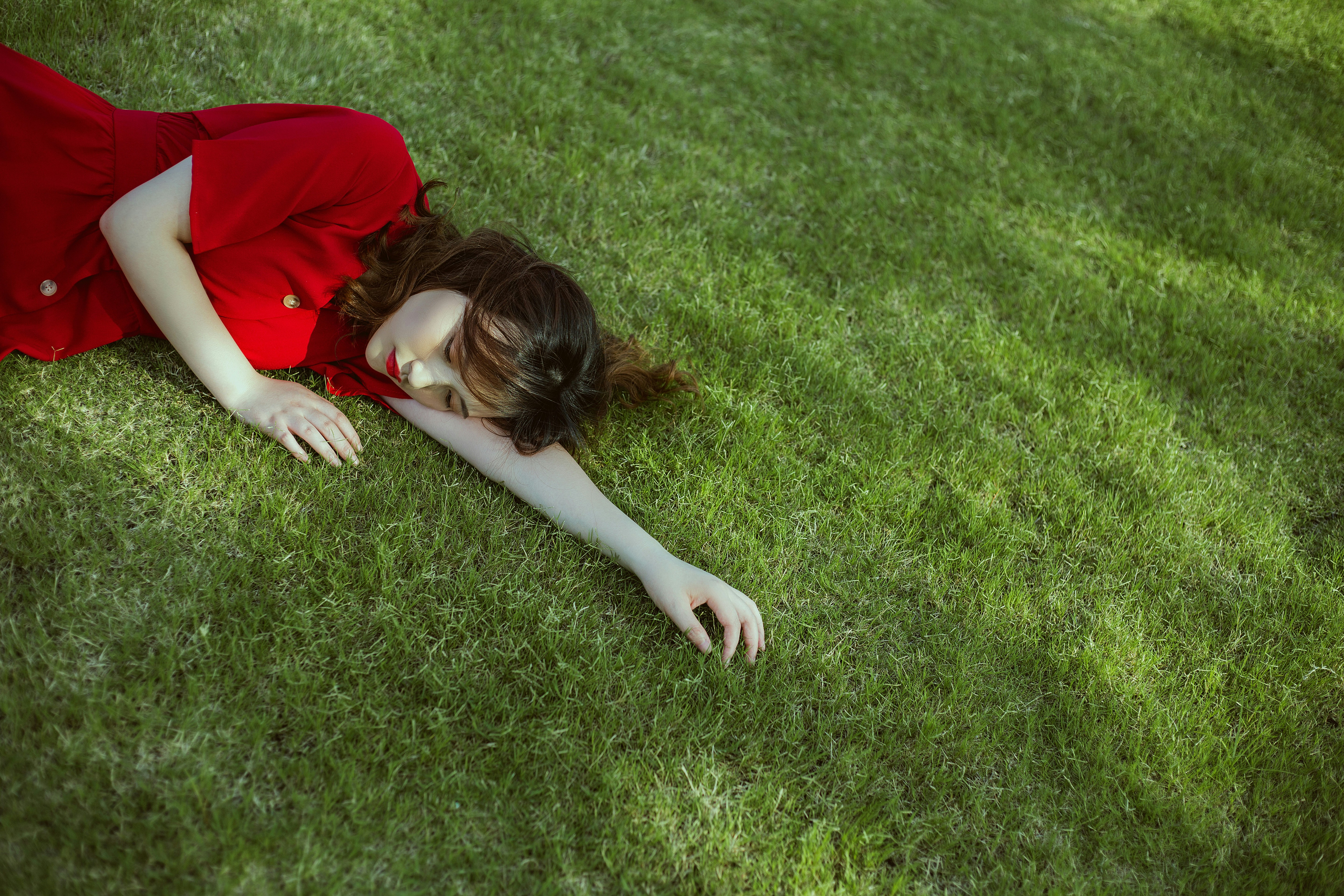 Foto Una persona acostada en la hierba – Imagen Césped gratis en Unsplash