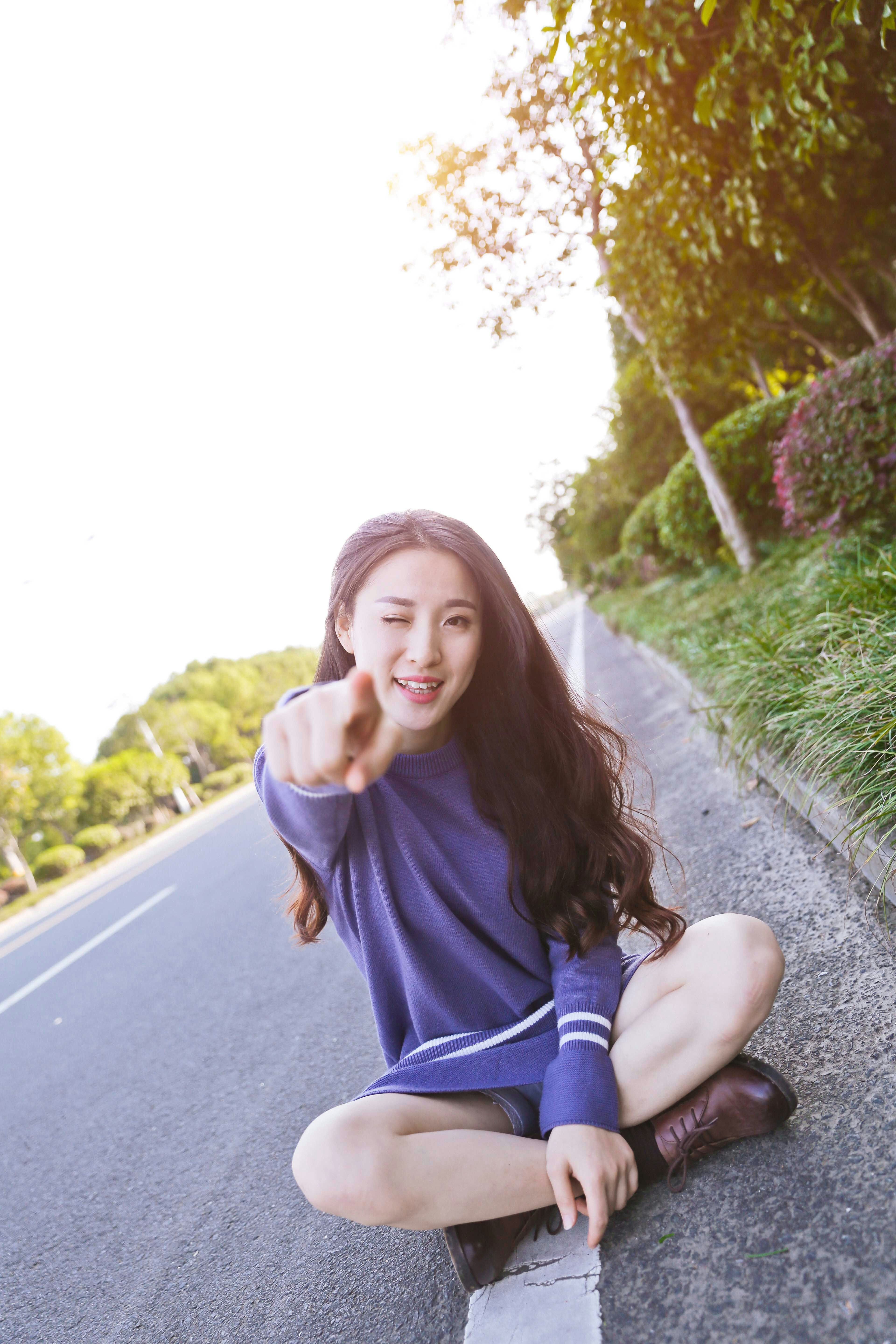 A person sitting on a curb photo – Free Human Image on Unsplash