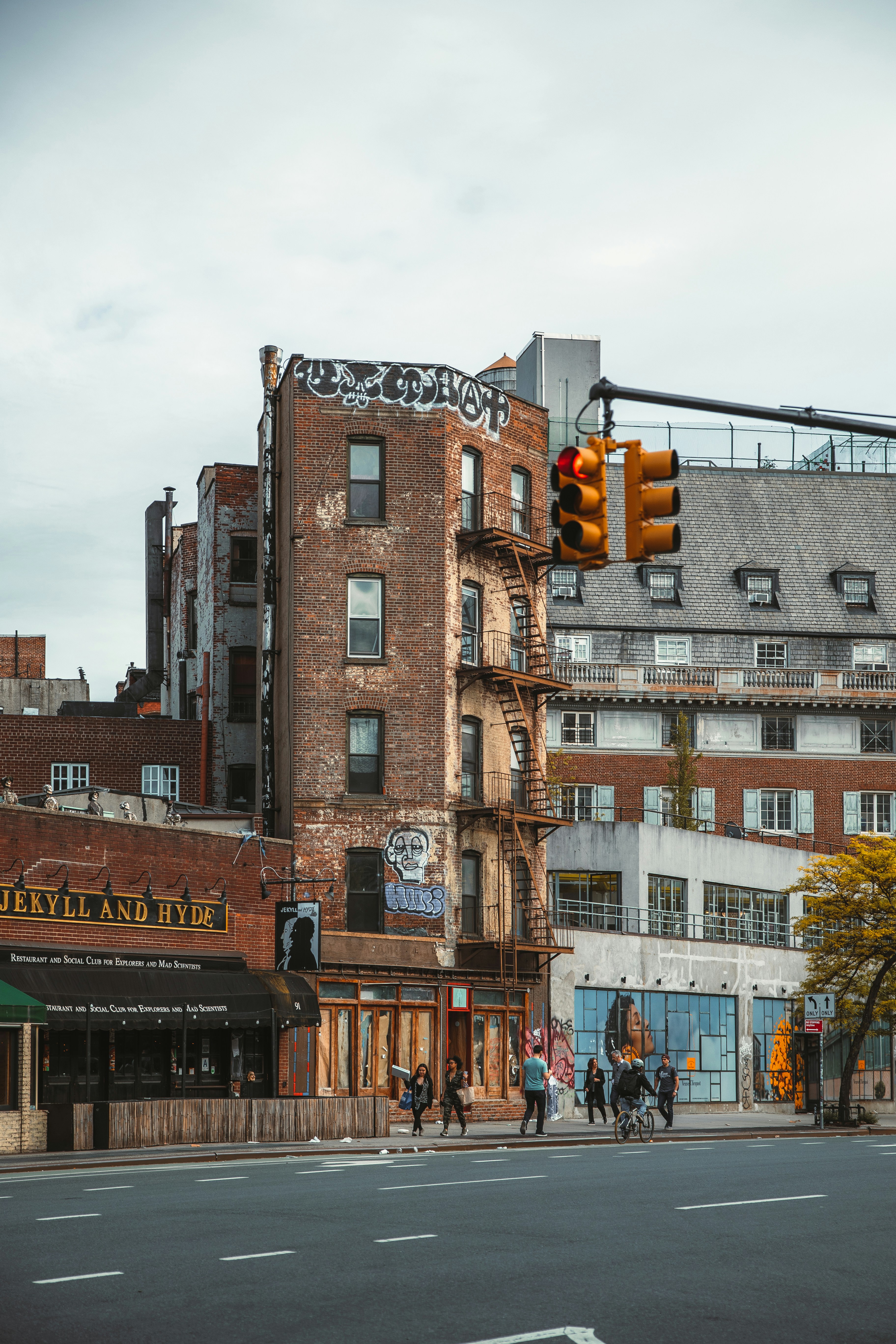 A traffic light towers over a city photo – Free Manhattan architecture ...