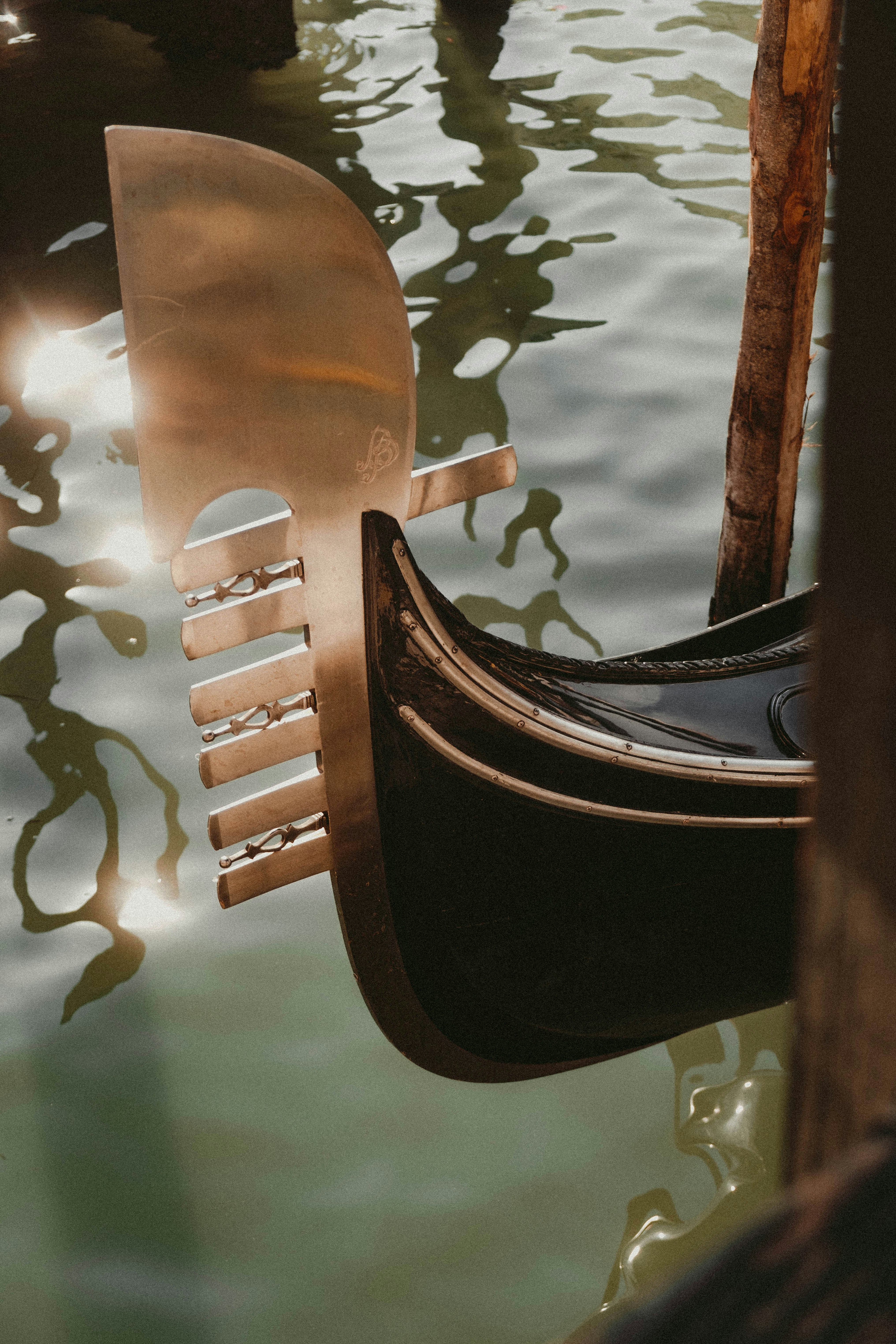 Gondola Ferro in Golden Light: Quiet Precision by the Canal