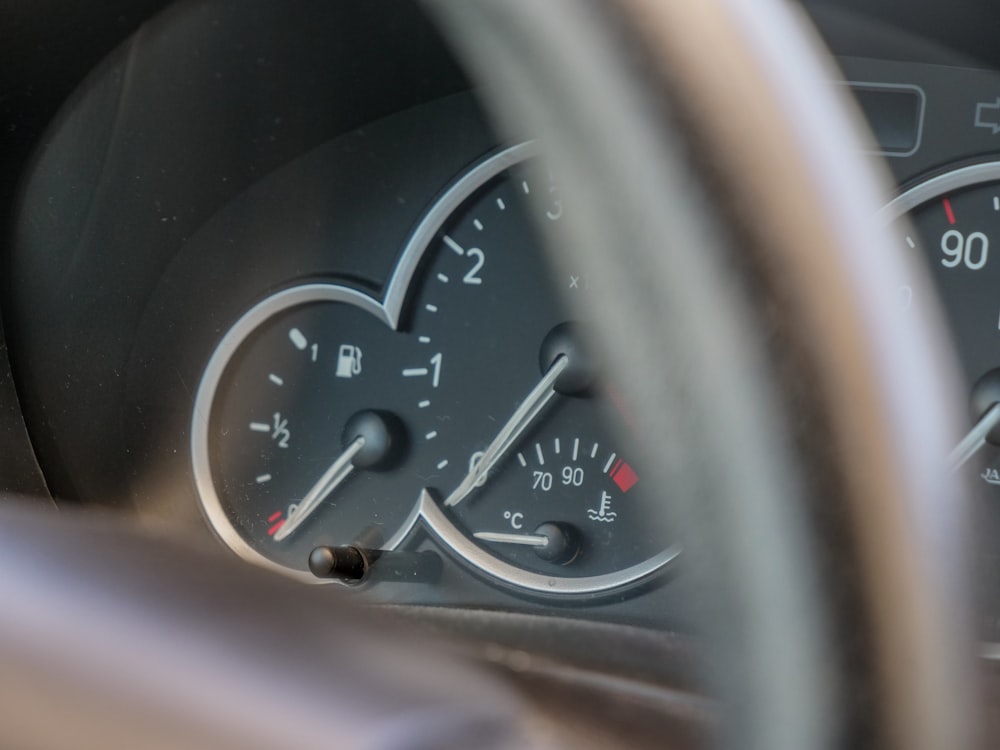 Un gros plan d’un tableau de bord de voiture photo – Photo Tableau de ... Un gros plan d’un tableau de bord de voiture photo – Photo Tableau de ...