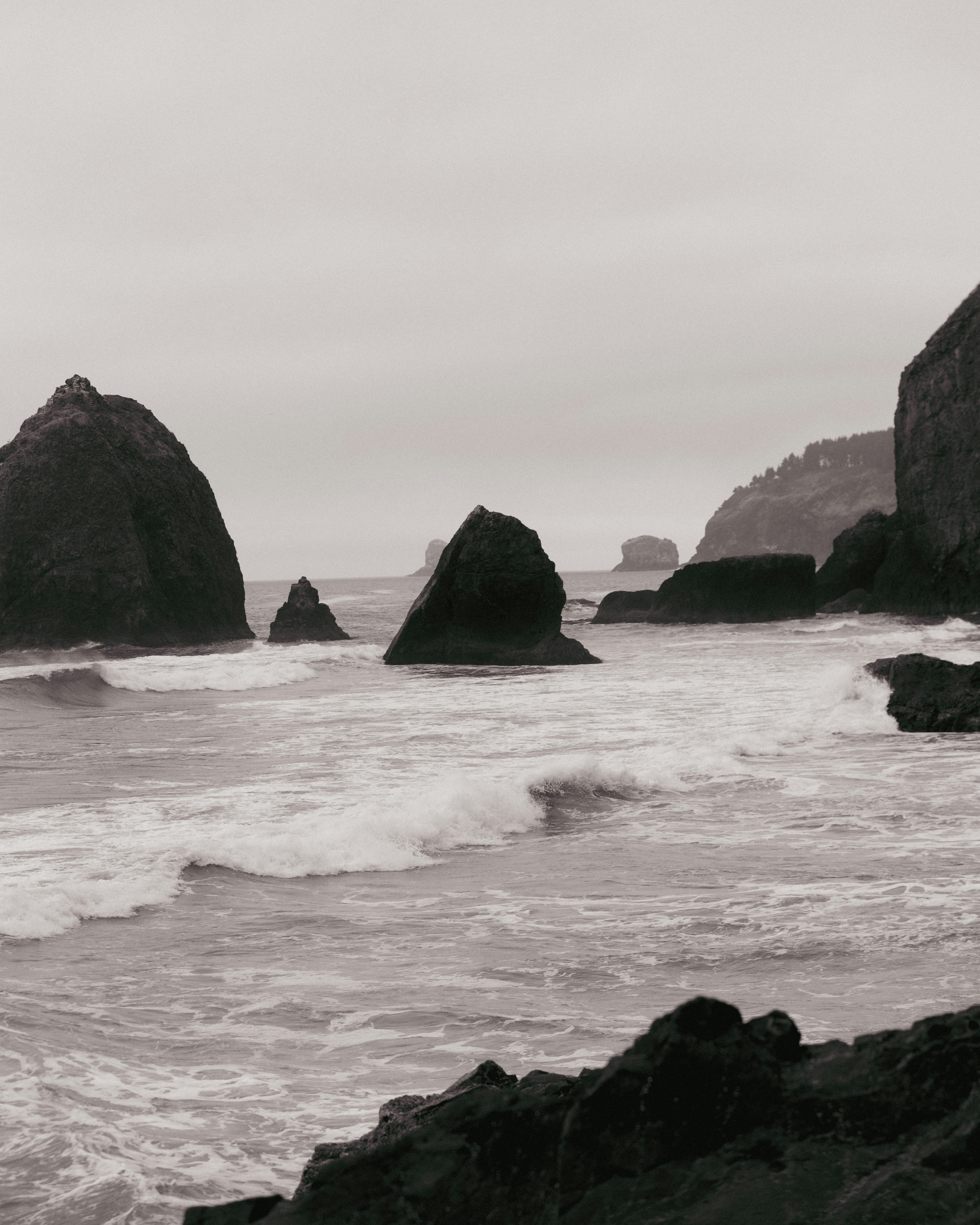 Une plage rocheuse avec de gros rochers photo – Photo La nature ...