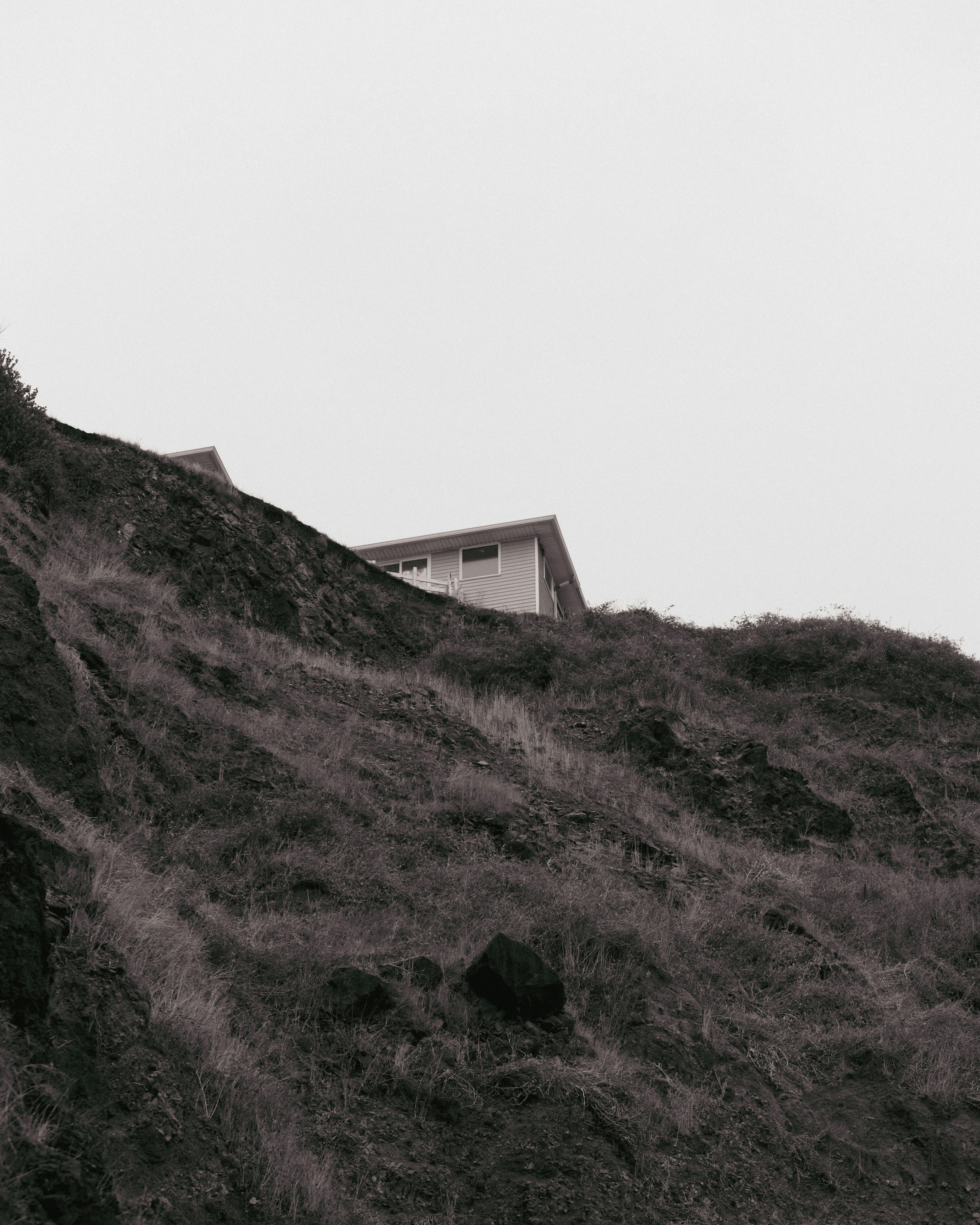 Ridge House Overlook: A Quiet Modern Home on a Wind-Swept Slope
