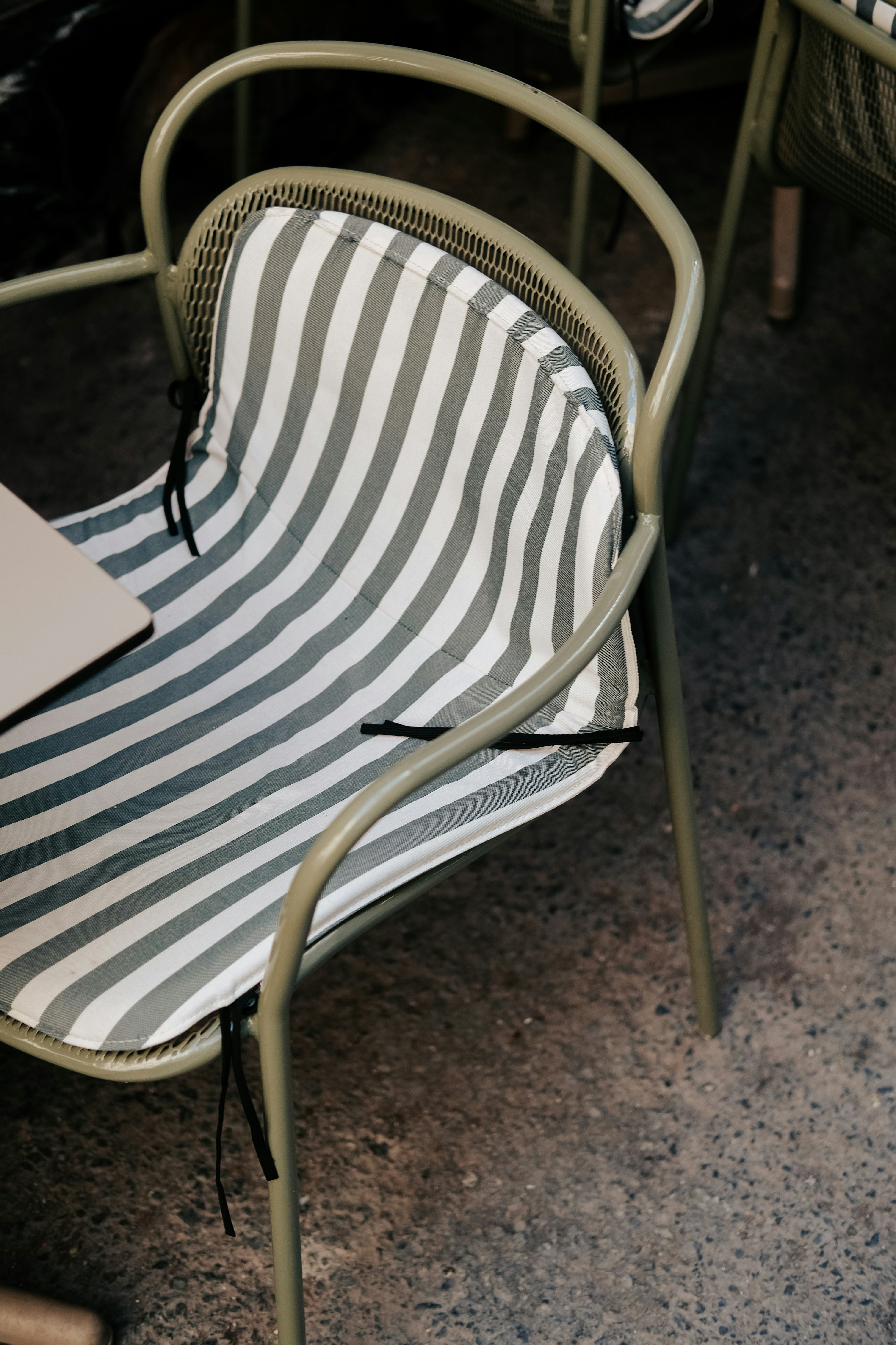 Una silla sentada frente a una mesa de madera foto – Imagen de Silla ...