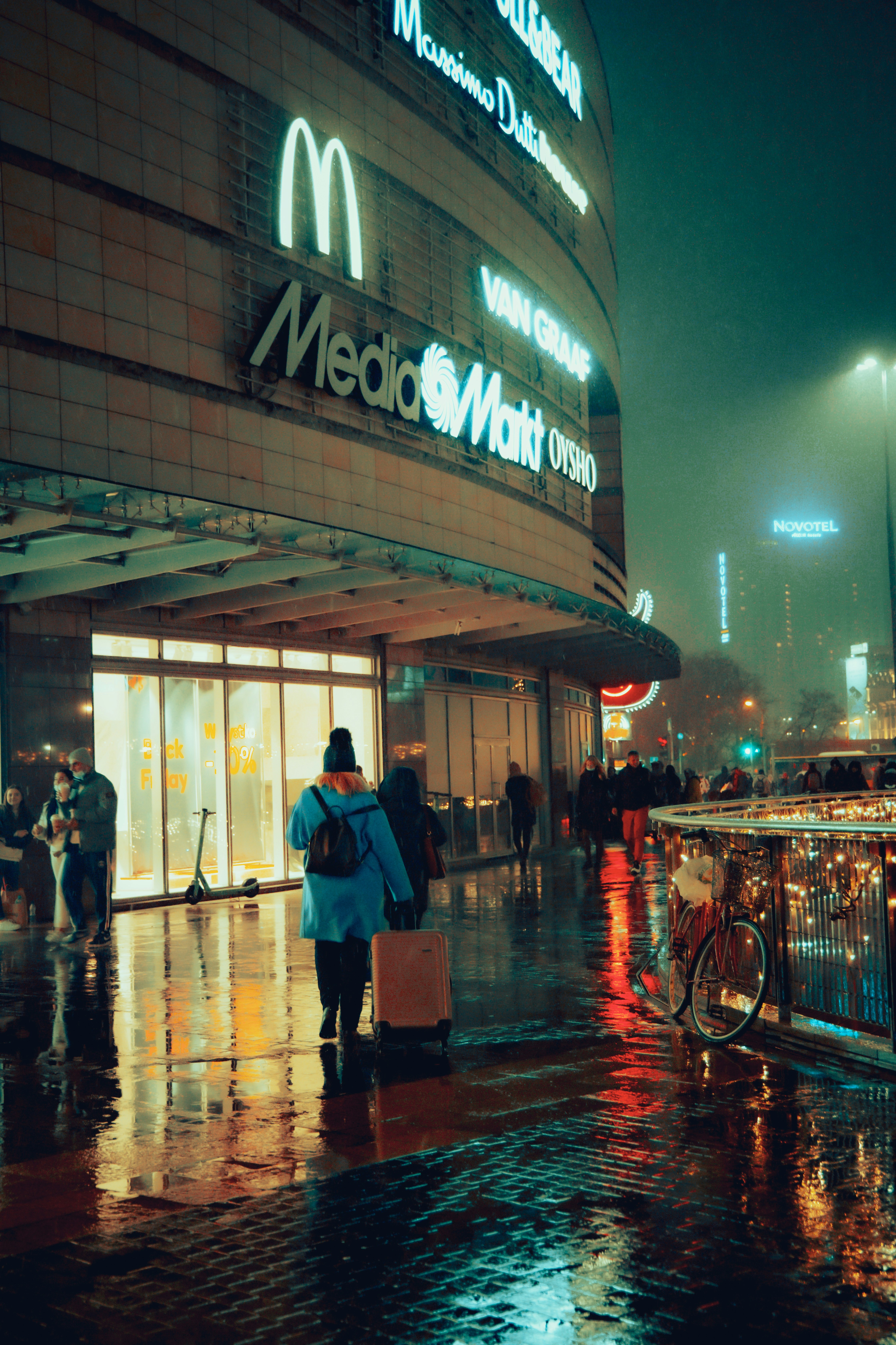 A group of people outside a building photo – Free Warsaw Image on Unsplash