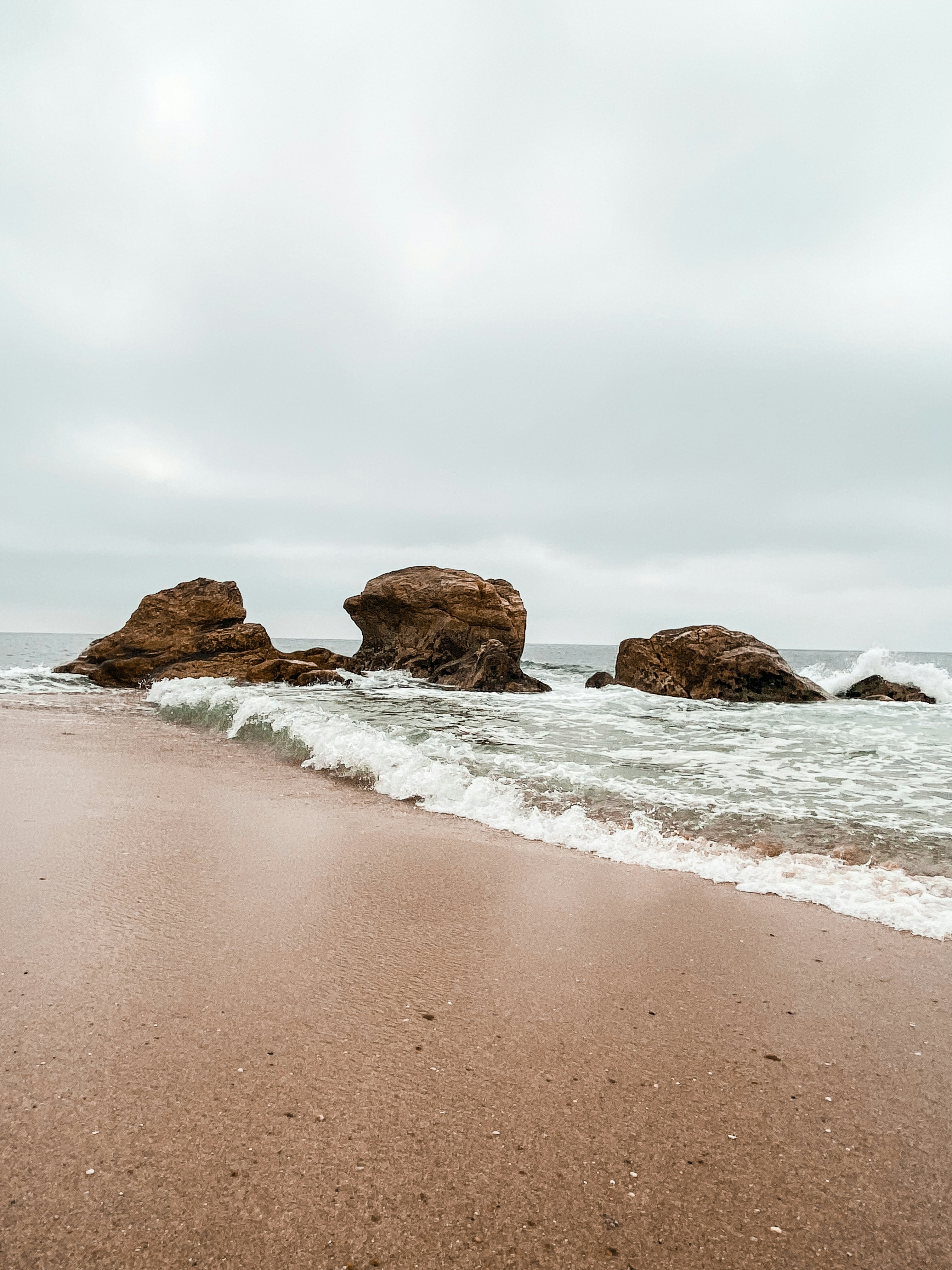 Une plage avec des rochers et de l’eau photo – Photo Mer Gratuite sur ...