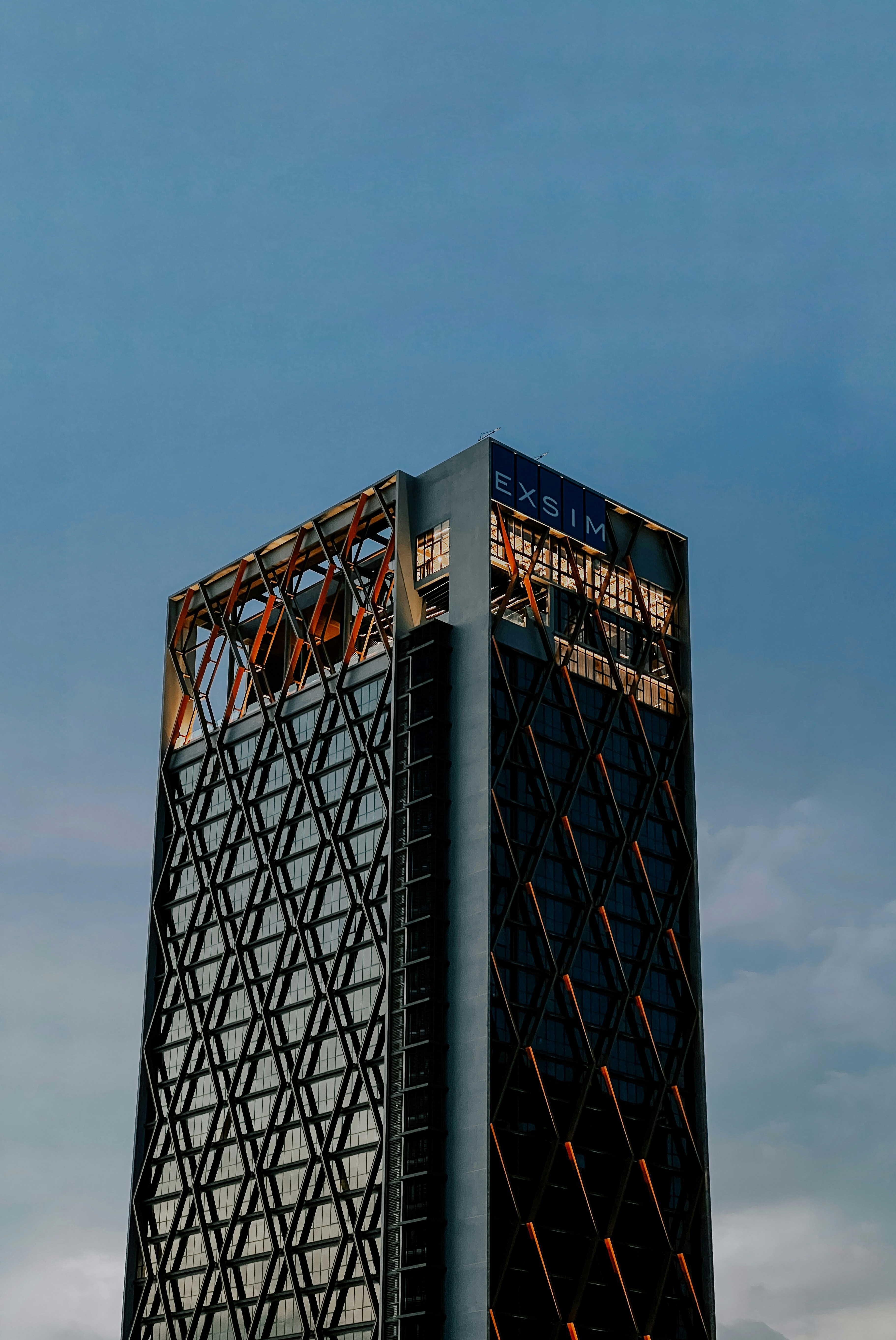 Foto Una alta torre de metal – Imagen Edificio de oficinas gratis en ...