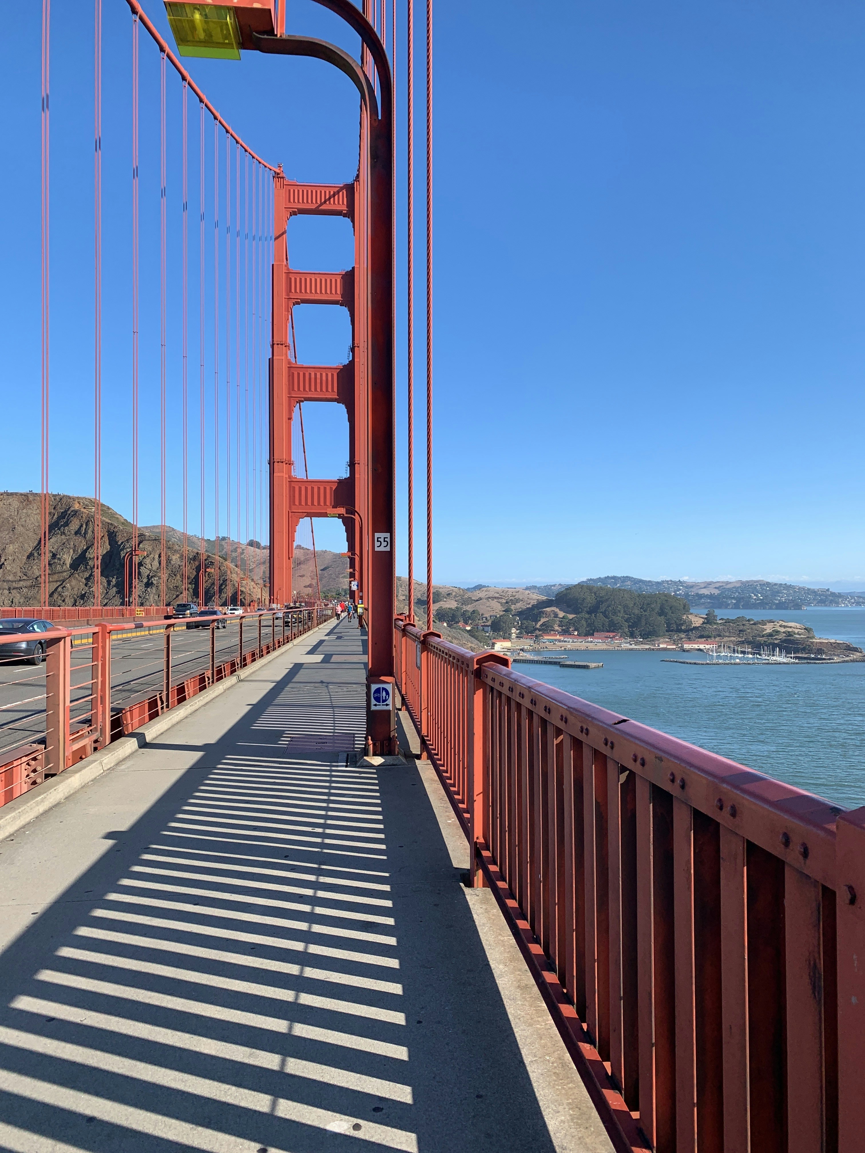 Golden Gate Bridge avec lumières rouges et bleues photo – Image ...