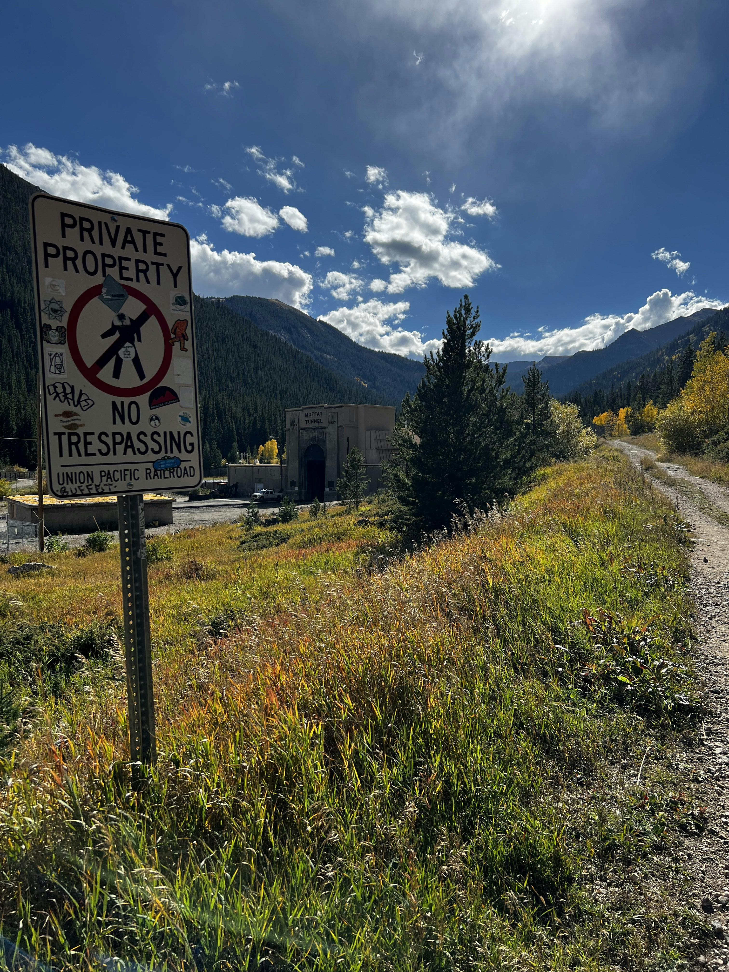 A sign on a road photo – Free Road Image on Unsplash
