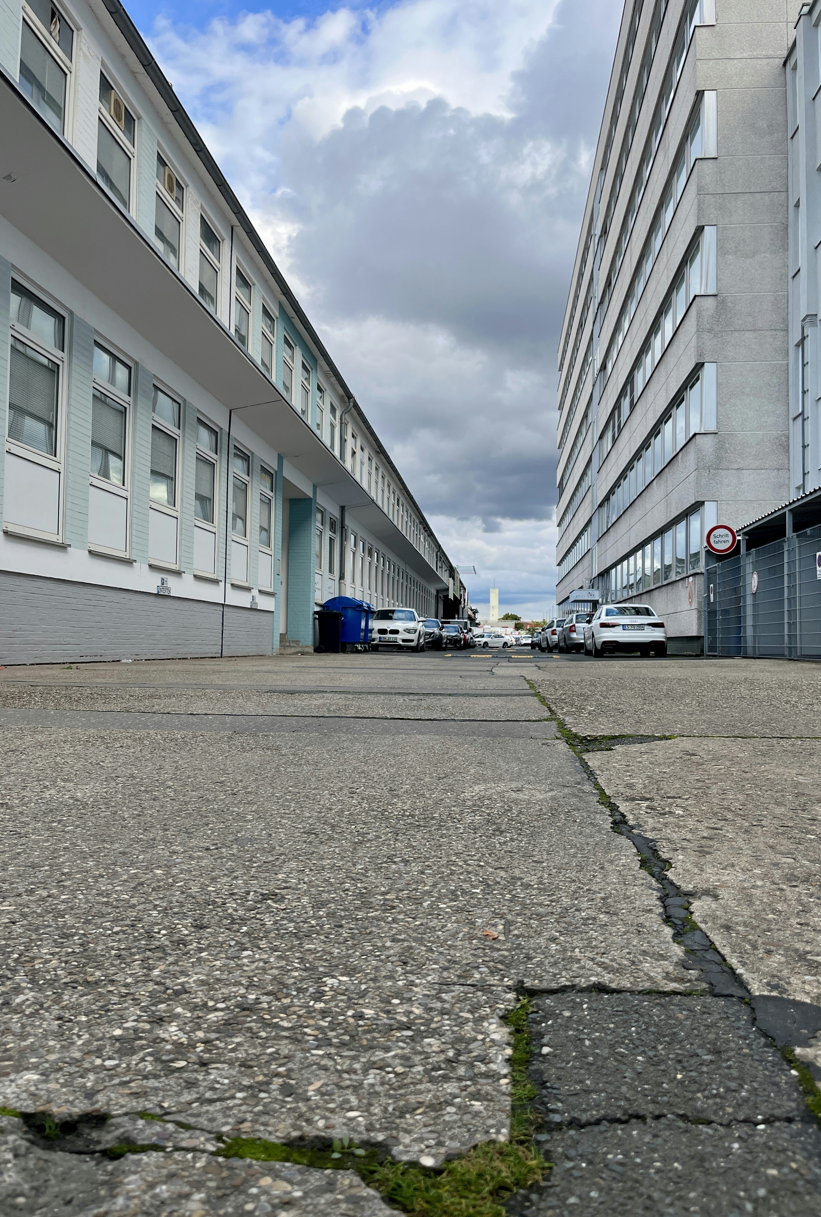 Foto zum Thema Eine Straße mit seitlich geparkten Autos – Kostenloses ...