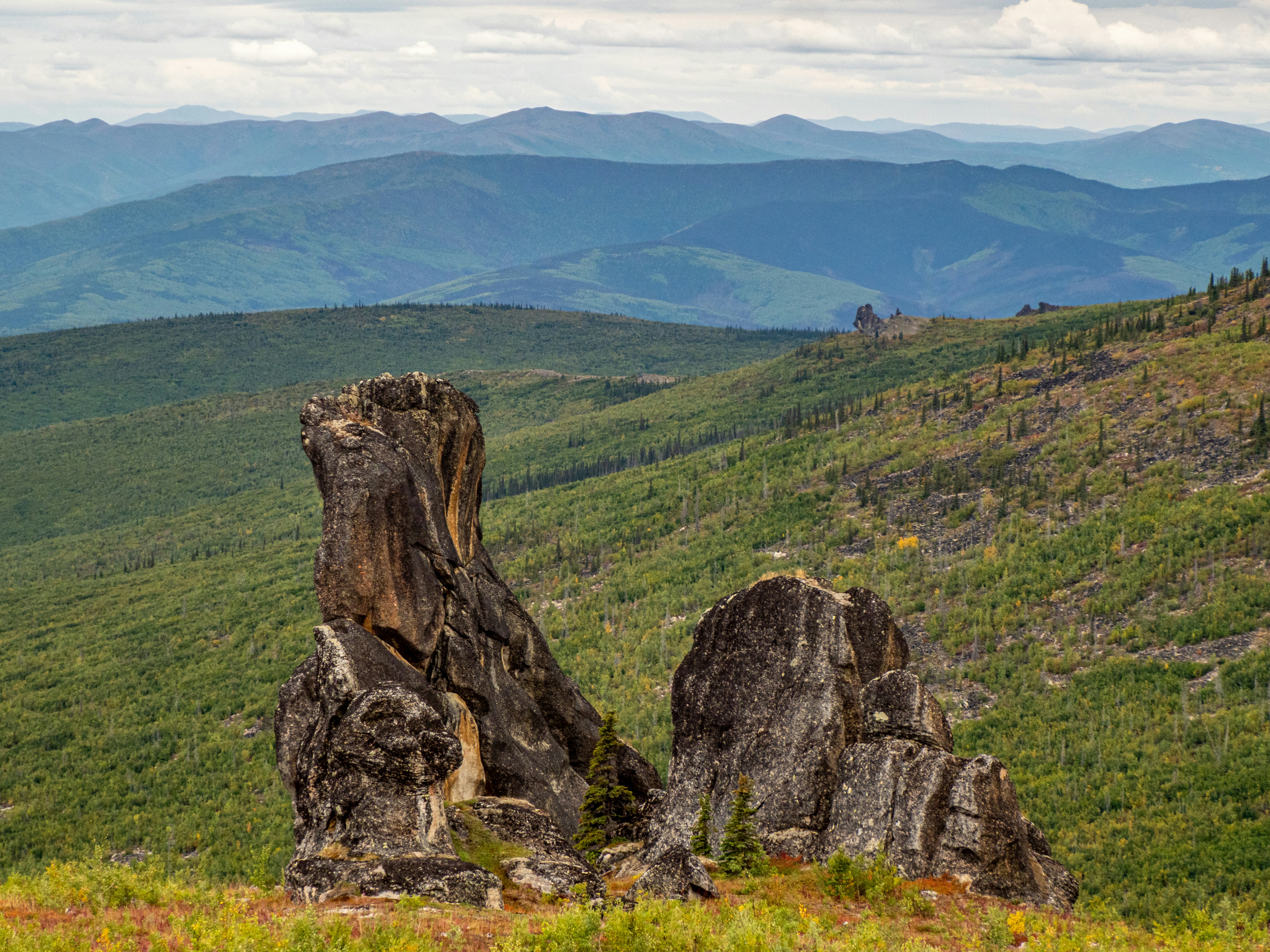 Une falaise rocheuse avec une vallée en contrebas photo – Photo La ...