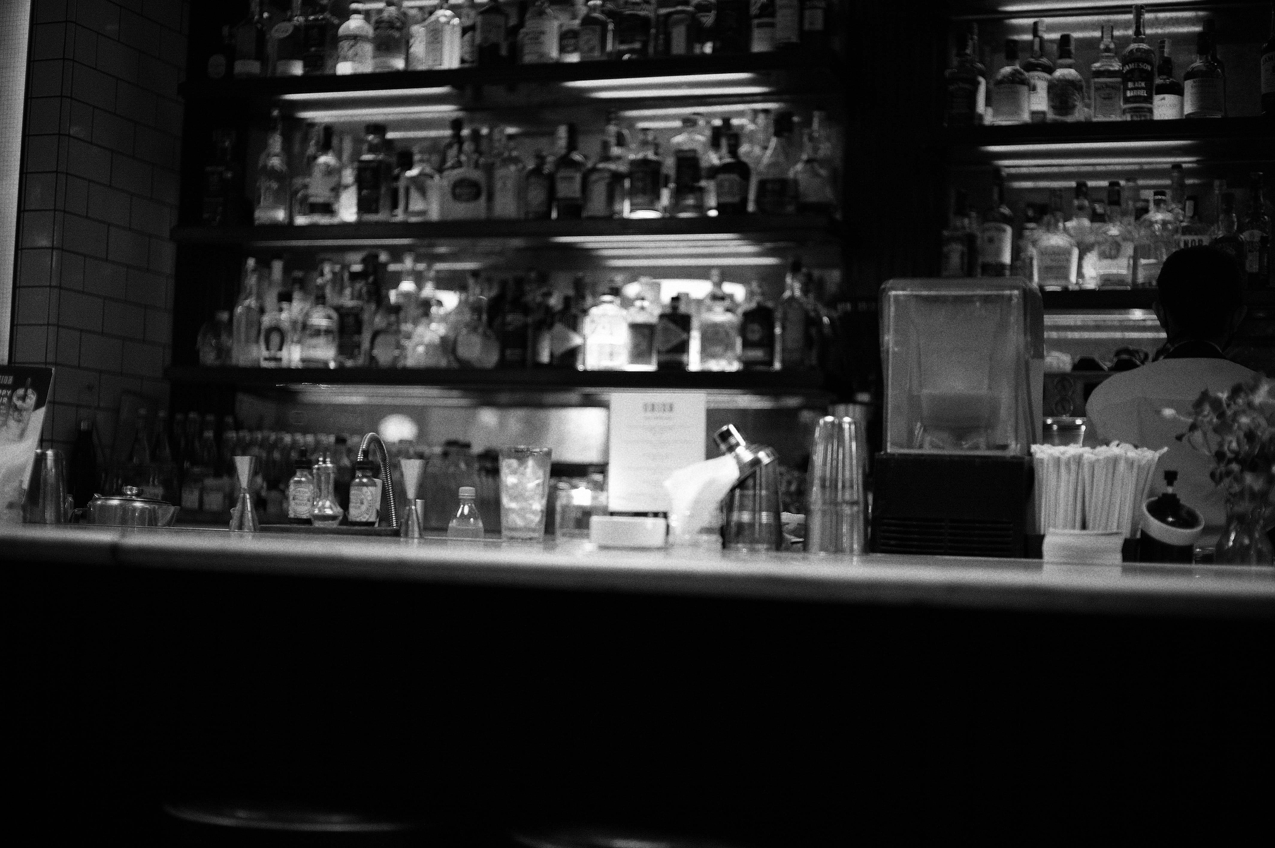 Foto Un mostrador con menú – Imagen Humano gratis en Unsplash