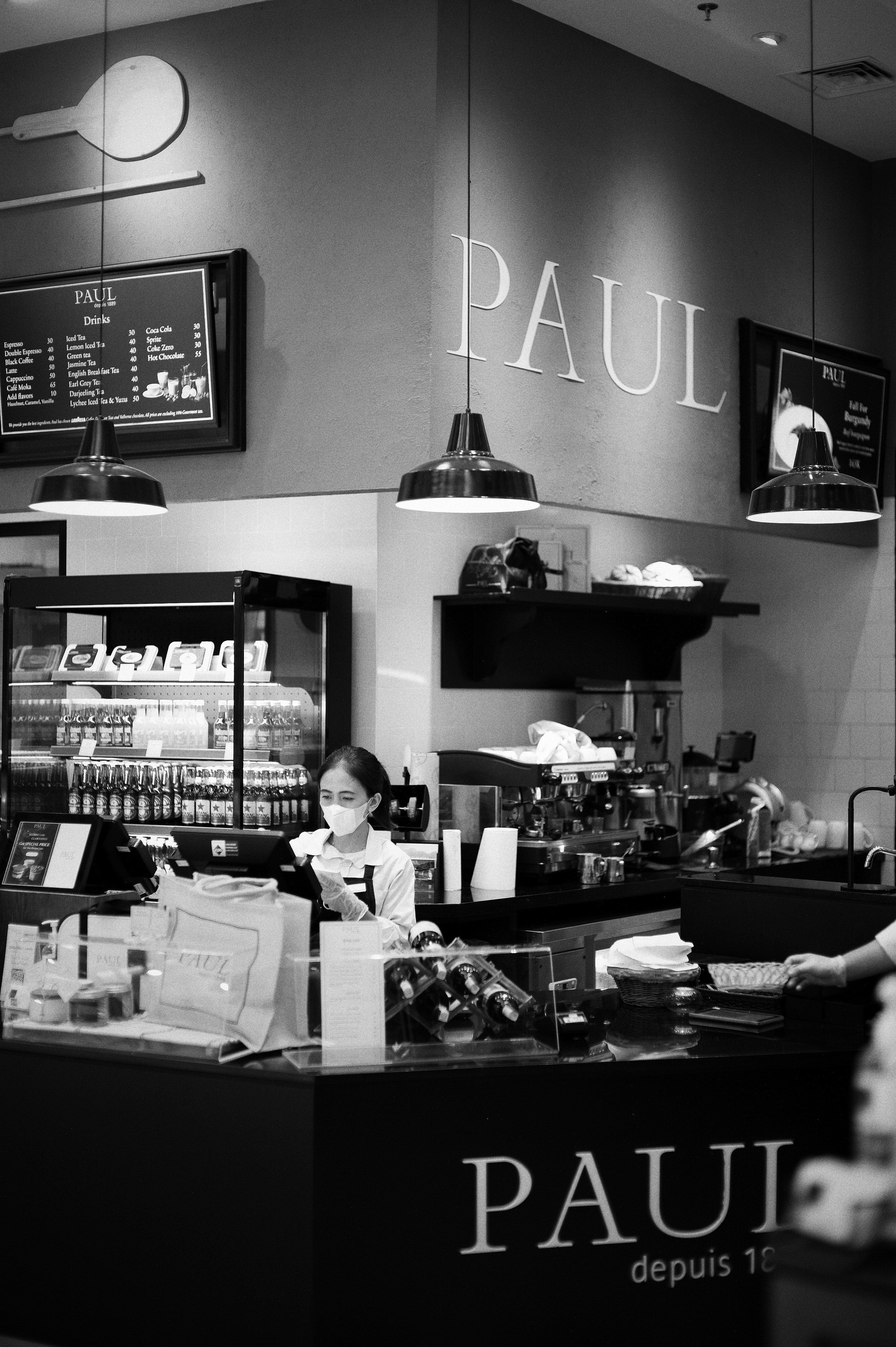 Una persona detrás de un mostrador foto – Imagen de Humano gratuita en ...