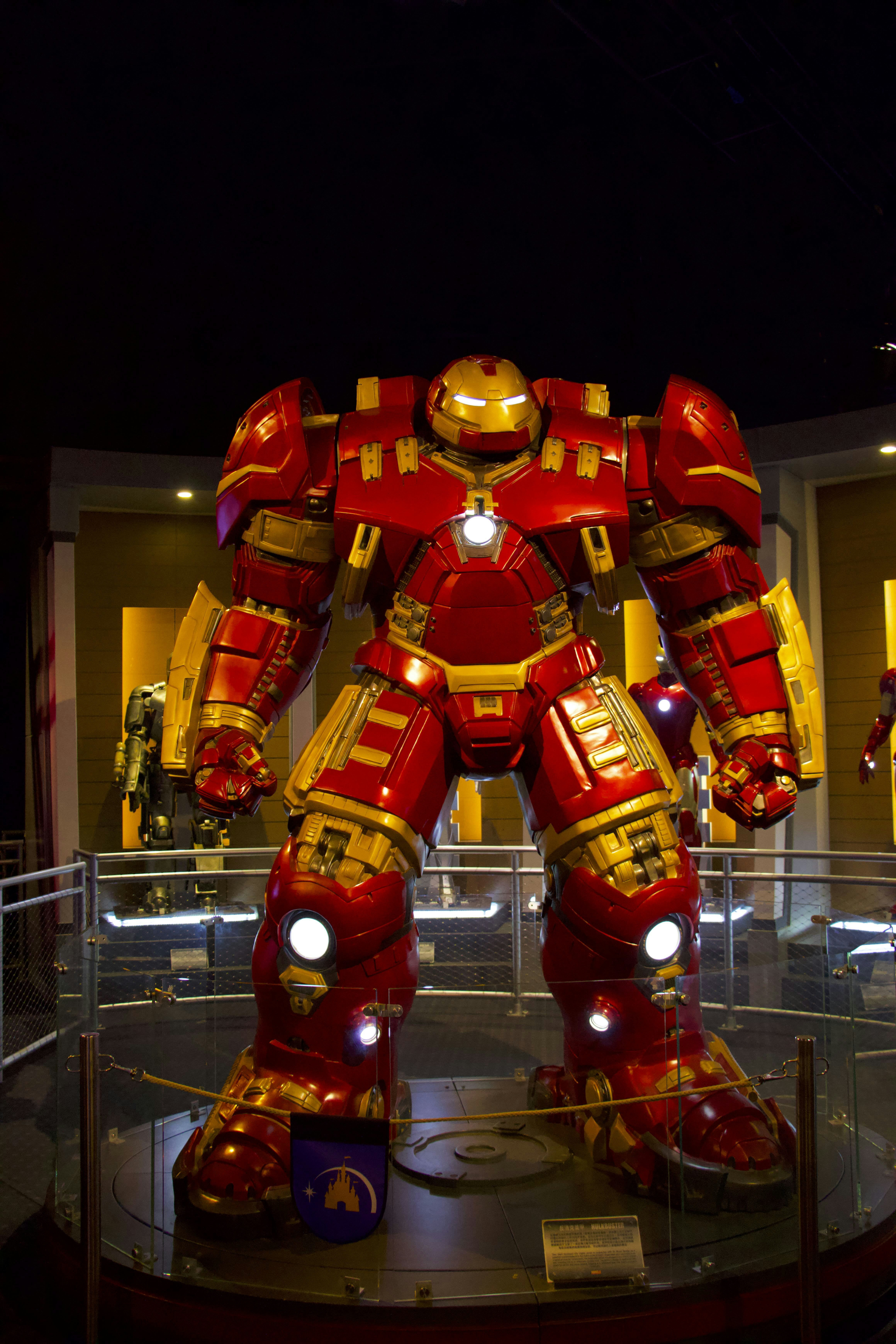Un robot rouge et or photo – Photo Shanghai Disneyland Gratuite sur ...