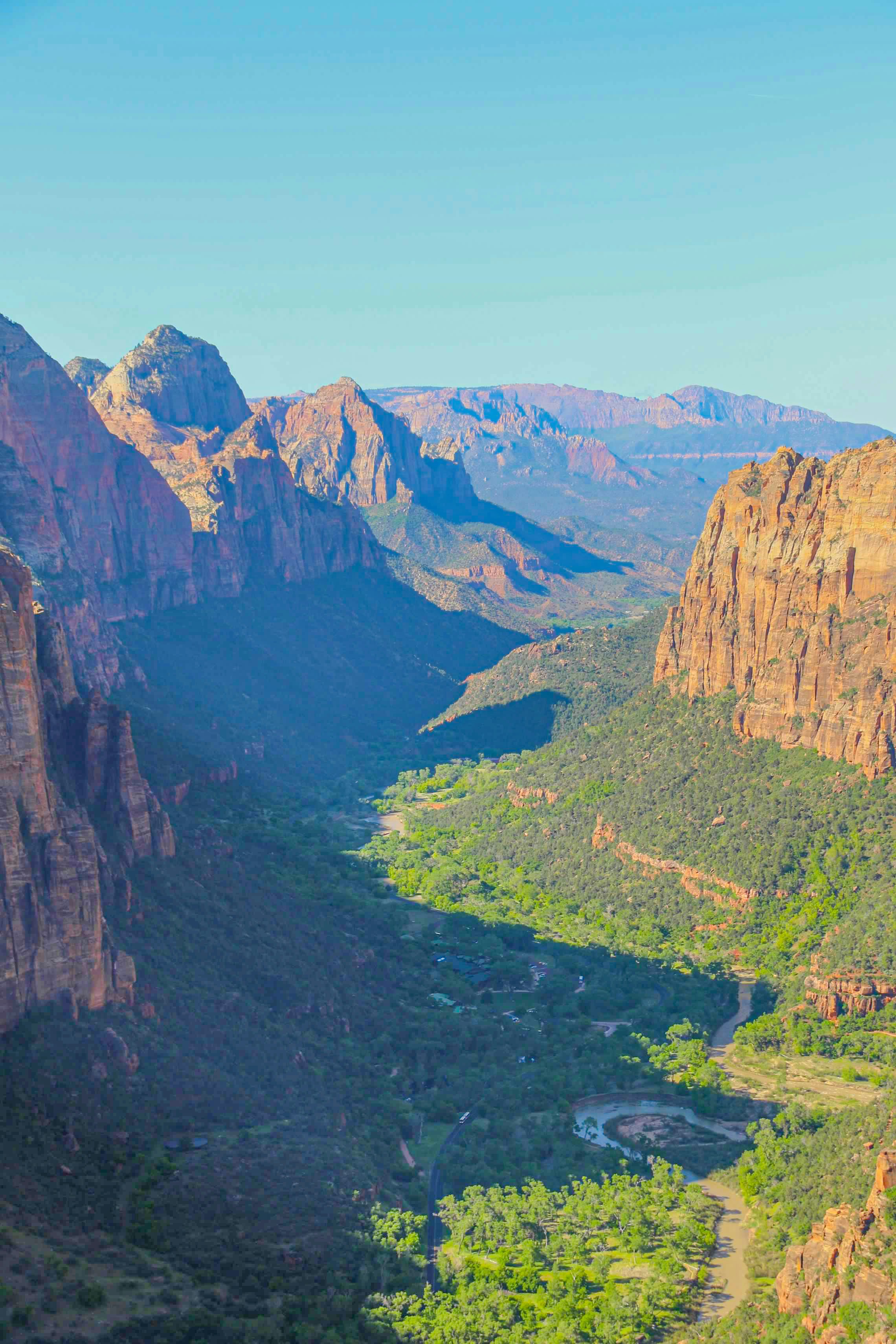 Un canyon traversé par une rivière photo – Photo Atterrissage des anges ...