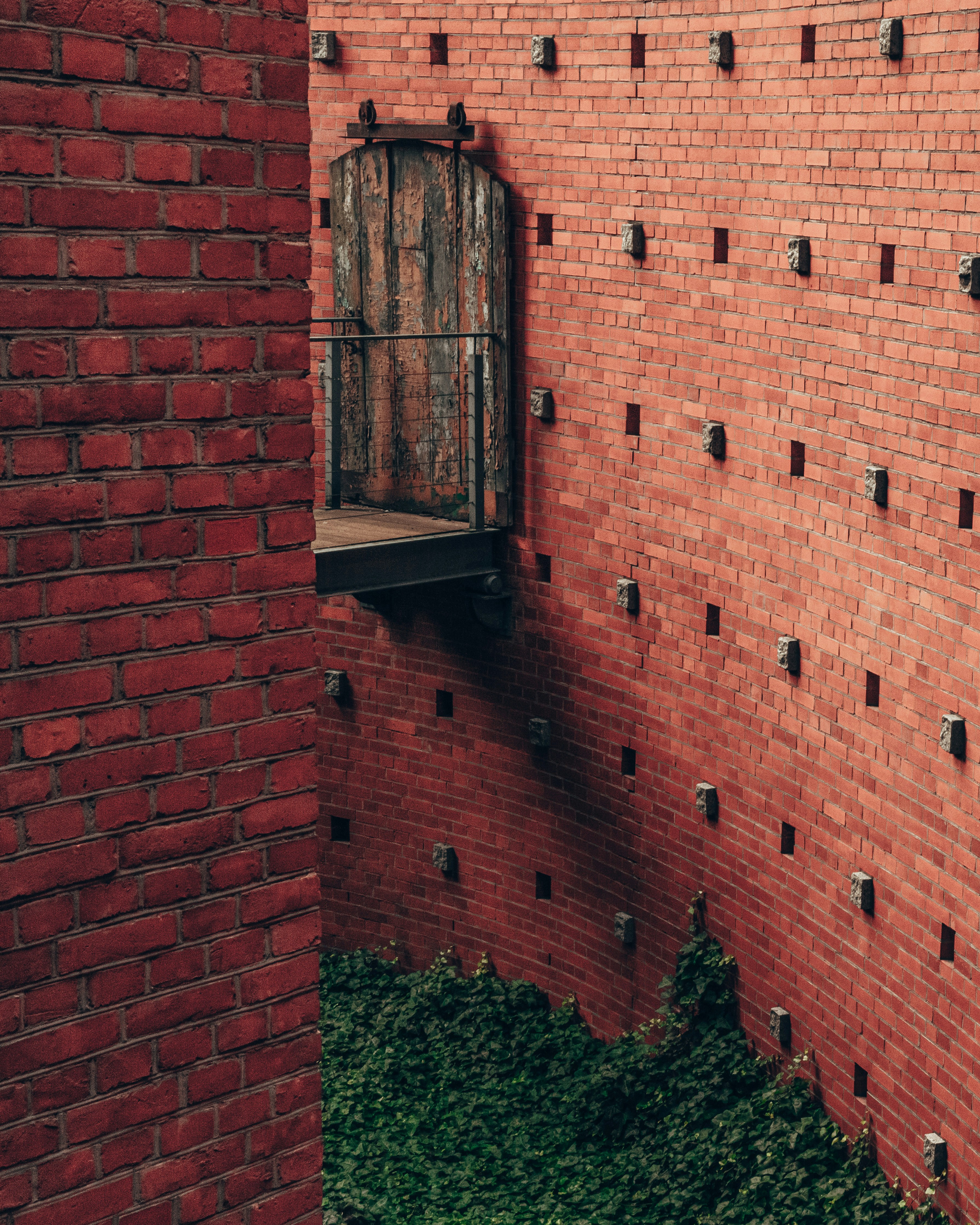 Un mur de briques avec une porte photo – Photo Mur Gratuite sur Unsplash