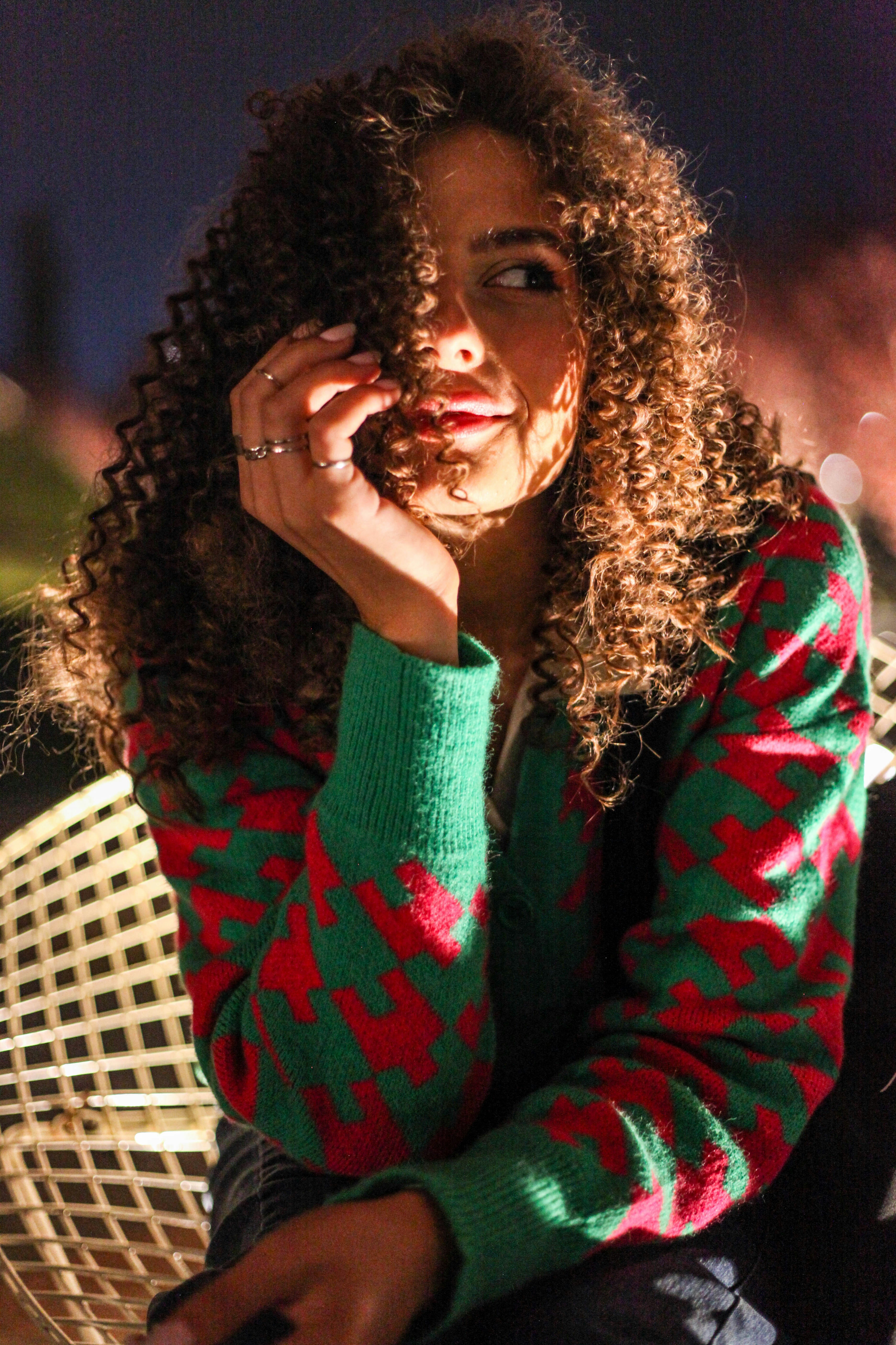 Une personne aux cheveux bouclés photo – Image gratuite de Boucles sur ...