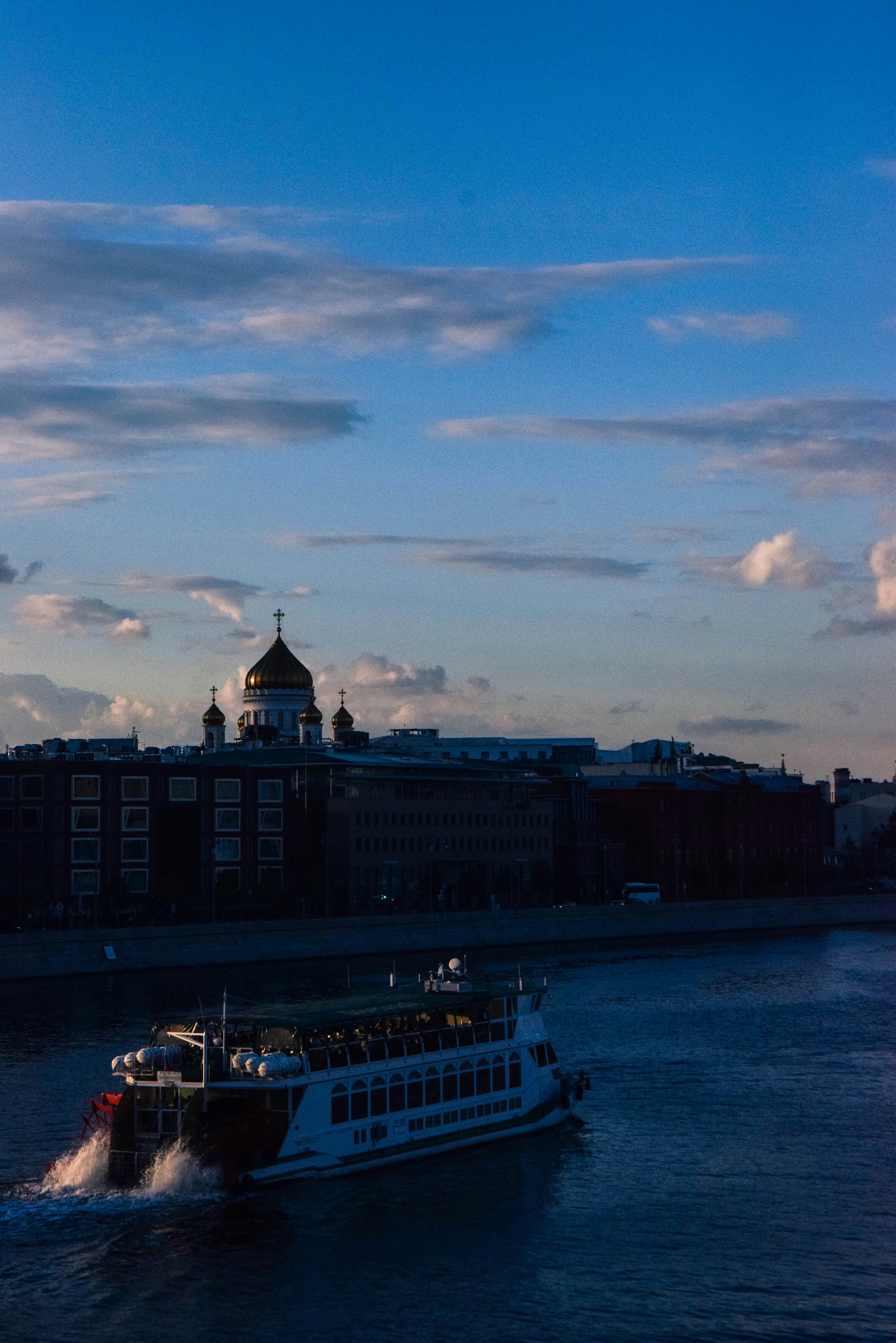 A boat in the water by a building photo – Free Moscow Image on Unsplash